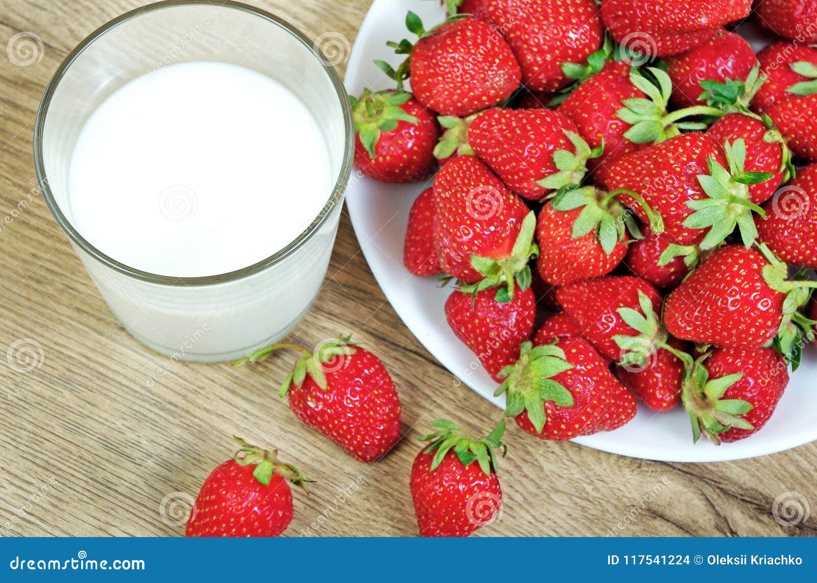 Morango E Leite Em Um Fundo De Madeira Vista Superior Foto de Stock ...