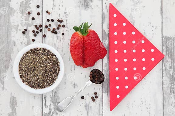 Morango e pimenta foto de stock. Imagem de polca, terra - 32542944