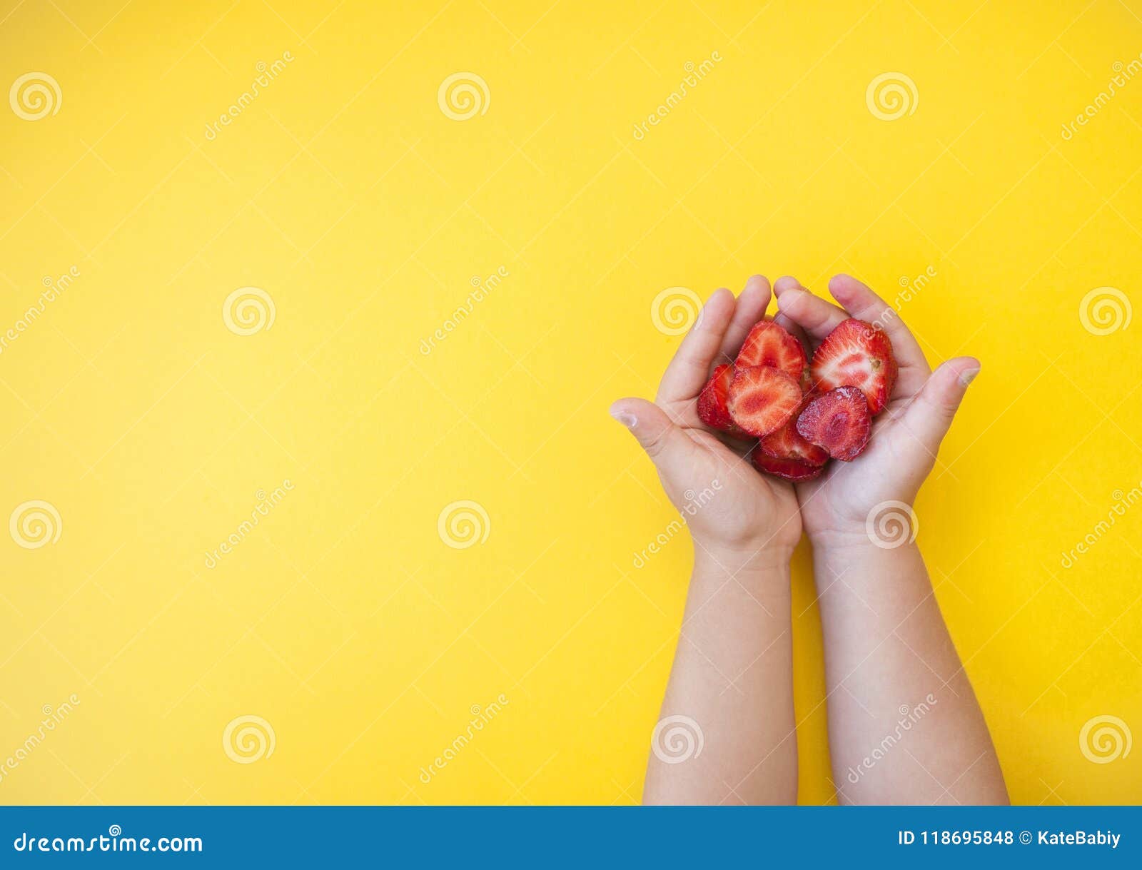 Morango Em Uma Bacia No Fundo Amarelo Foto de Stock - Imagem de fruta ...