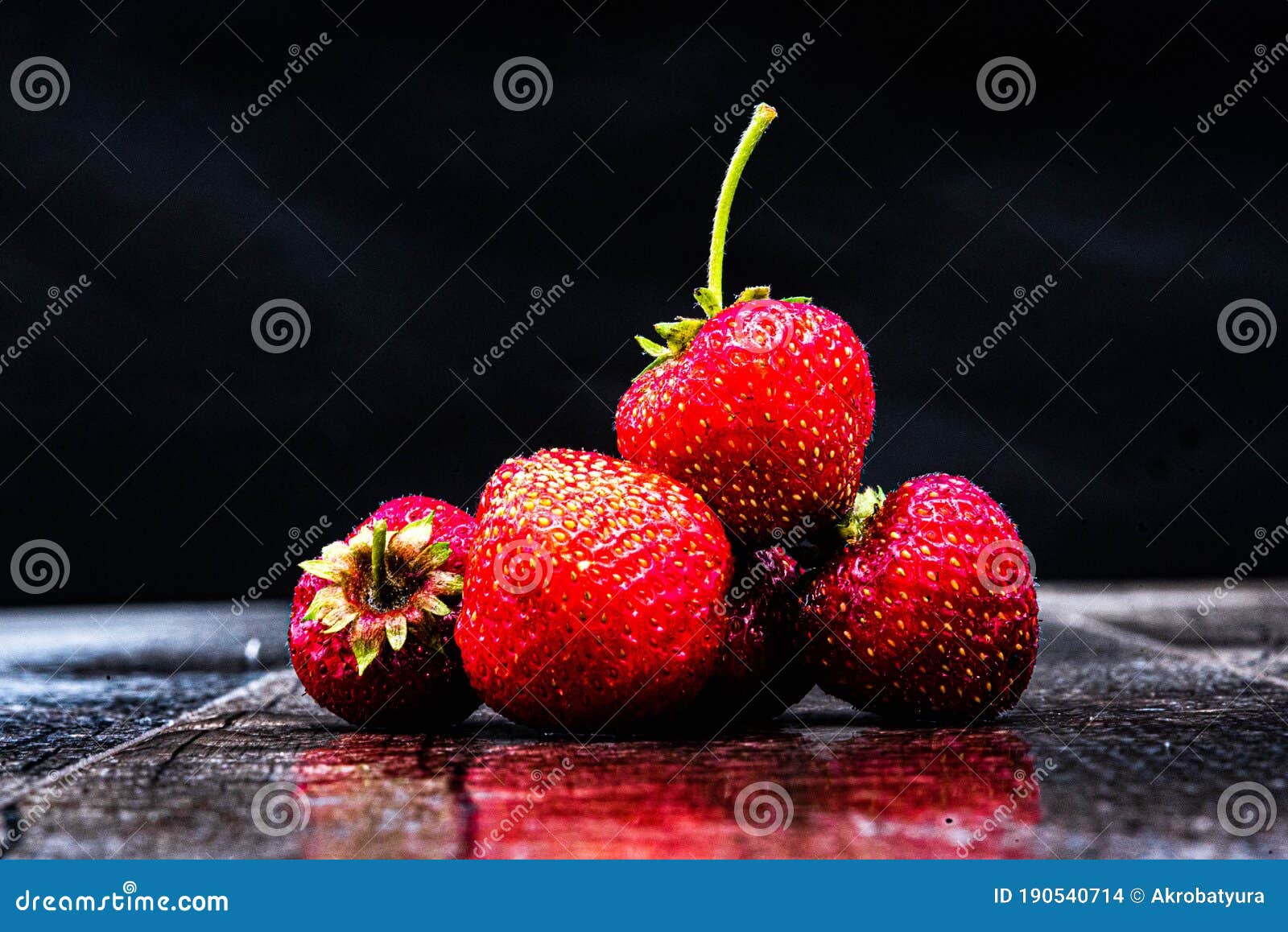 Morango grande em vidro foto de stock. Imagem de festivo - 190540714