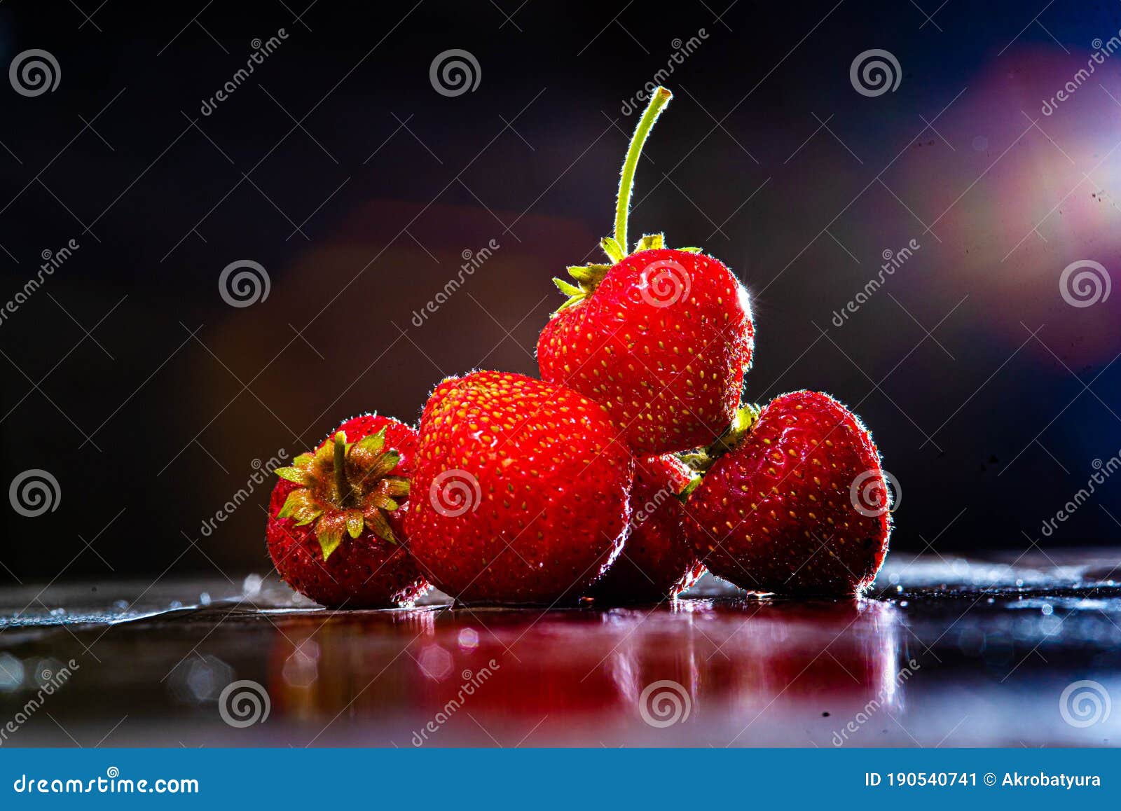 Morango grande em vidro imagem de stock. Imagem de festivo - 190540741