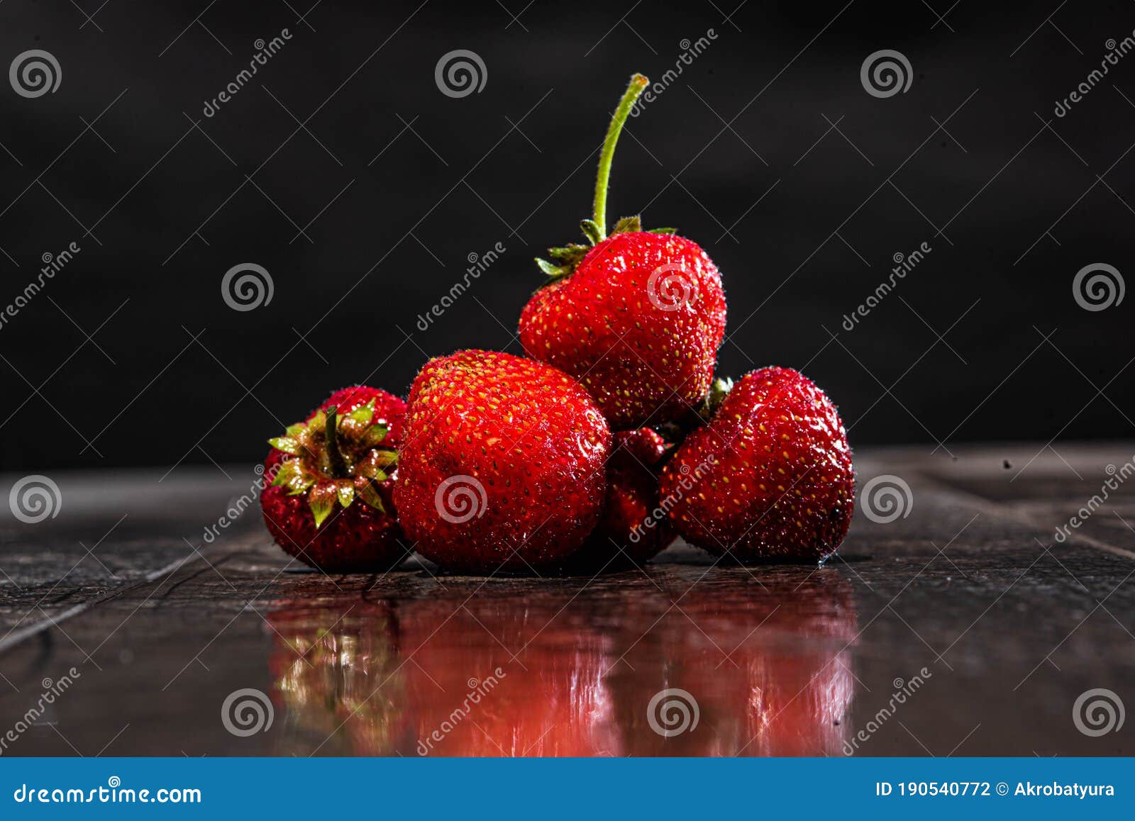 Morango grande em vidro foto de stock. Imagem de macro - 190540772