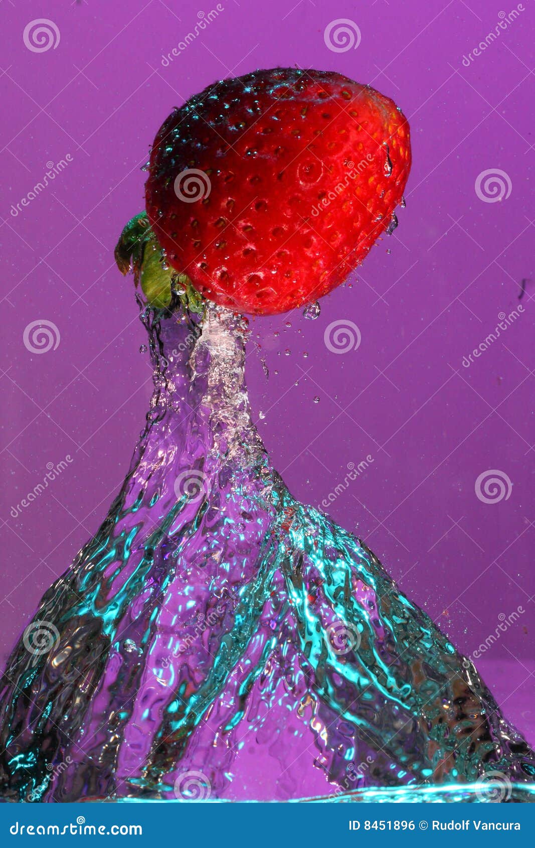 Morango que cai na água foto de stock. Imagem de maduro - 8451896