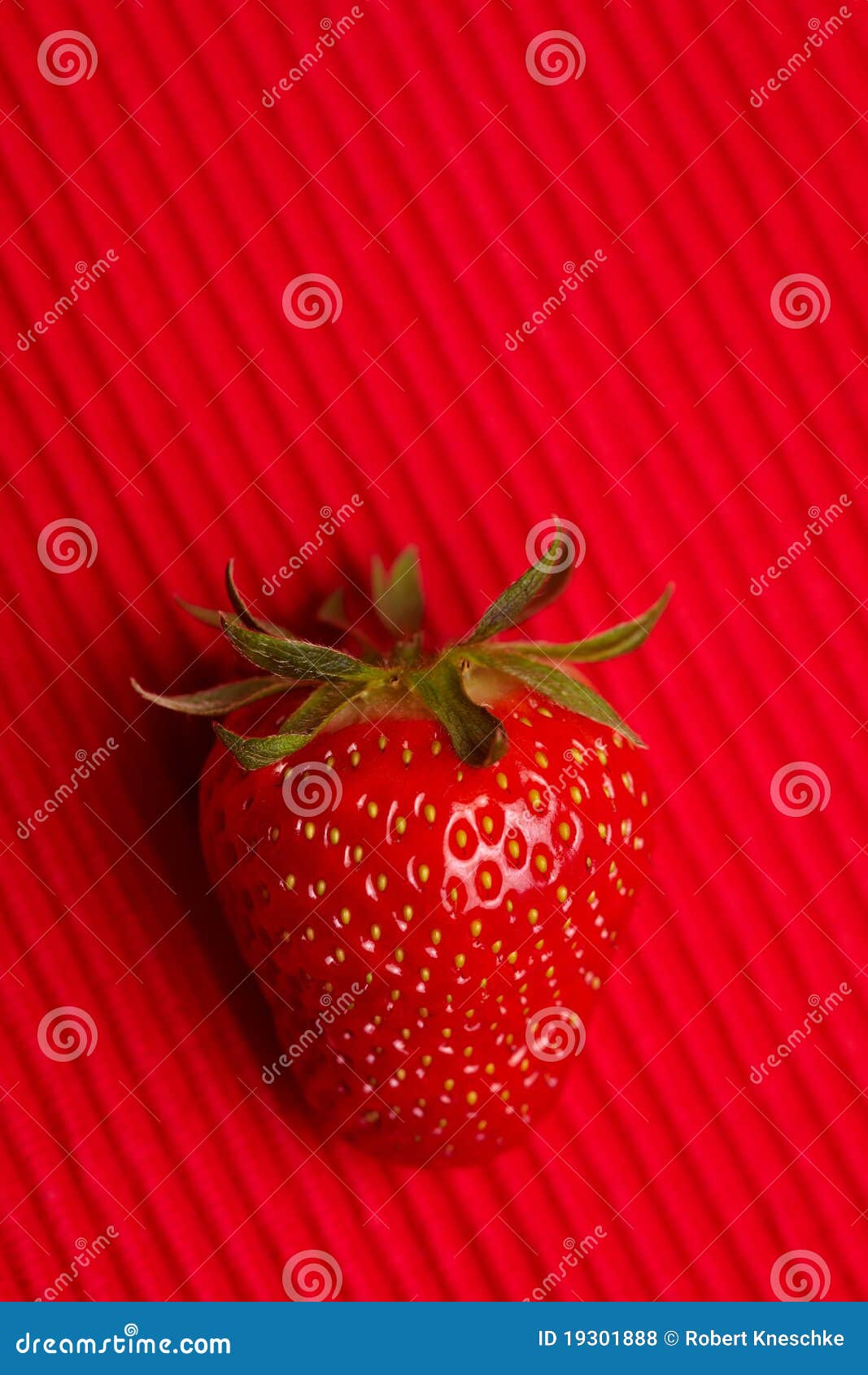 Morango Vermelha No Fundo Vermelho Foto de Stock - Imagem de maduro ...