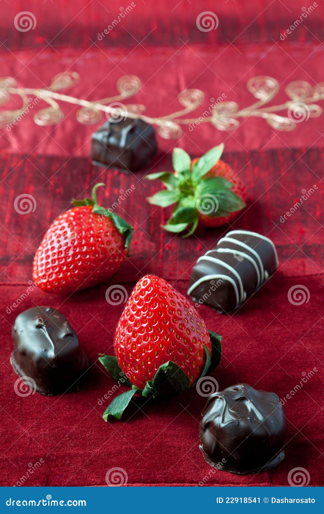 Morangos E Chocolates No Fundo Vermelho Imagem de Stock - Imagem de ...