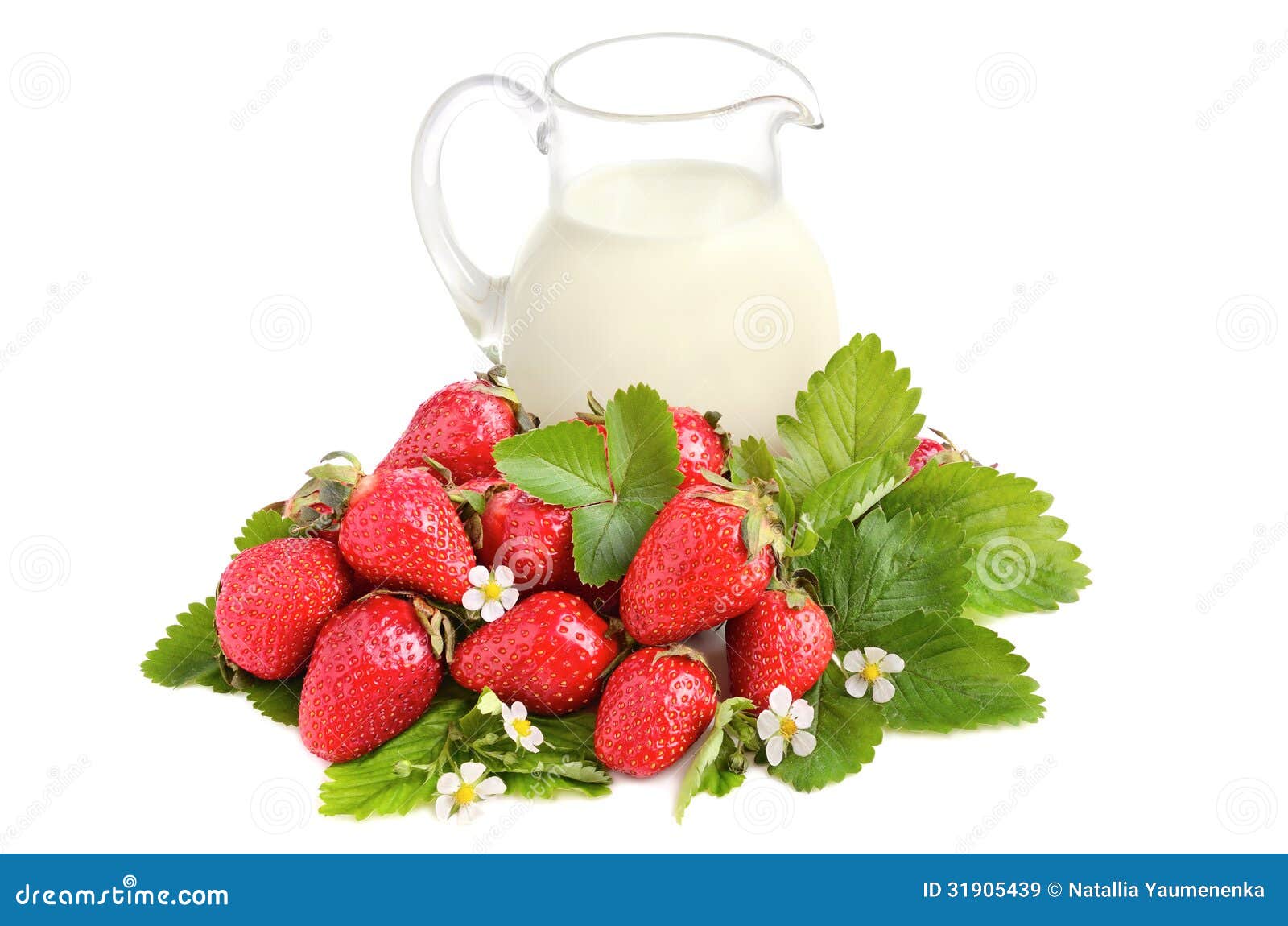 Morangos e leite maduros imagem de stock. Imagem de bebida - 31905439
