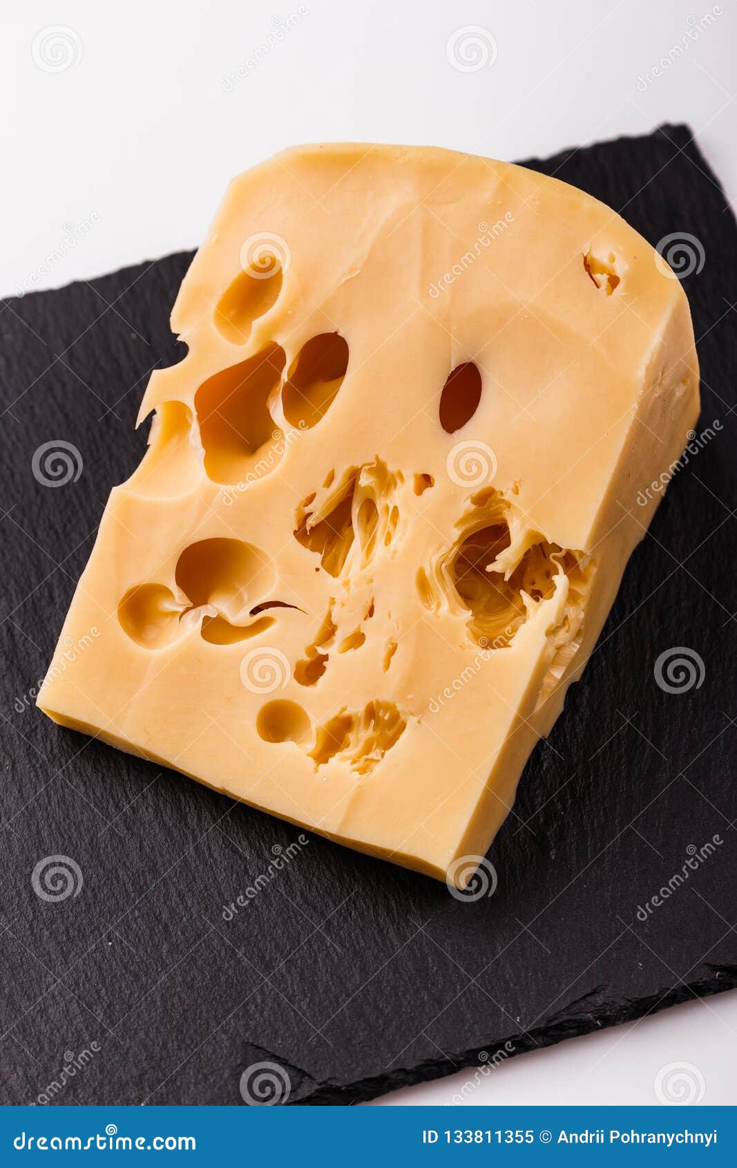 Morceau Et Tranches De Fromage Sur Un Fond Blanc Image stock - Image du ...