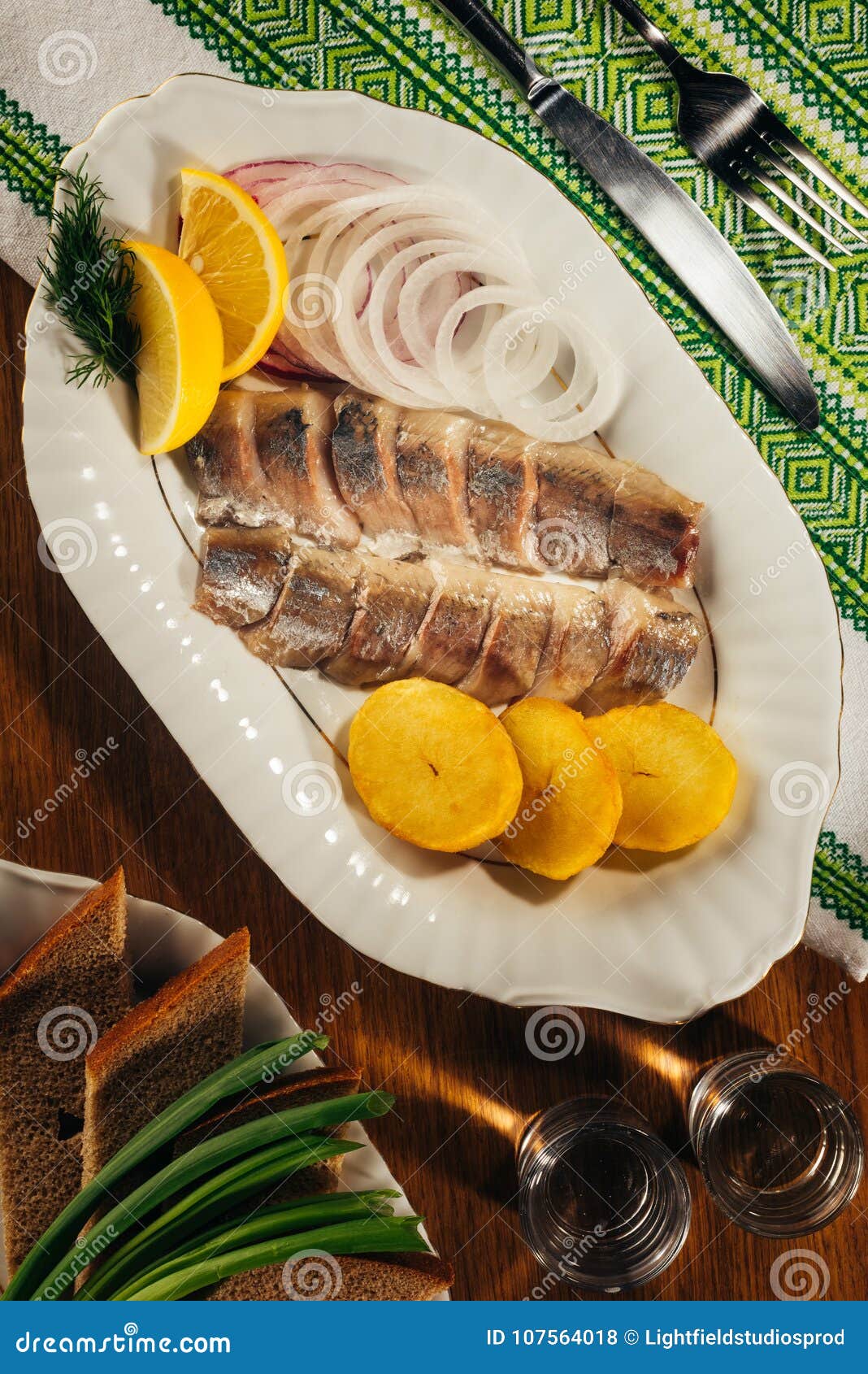Morceaux De Poissons D'harengs Avec Le Citron, Oignon Photo stock ...
