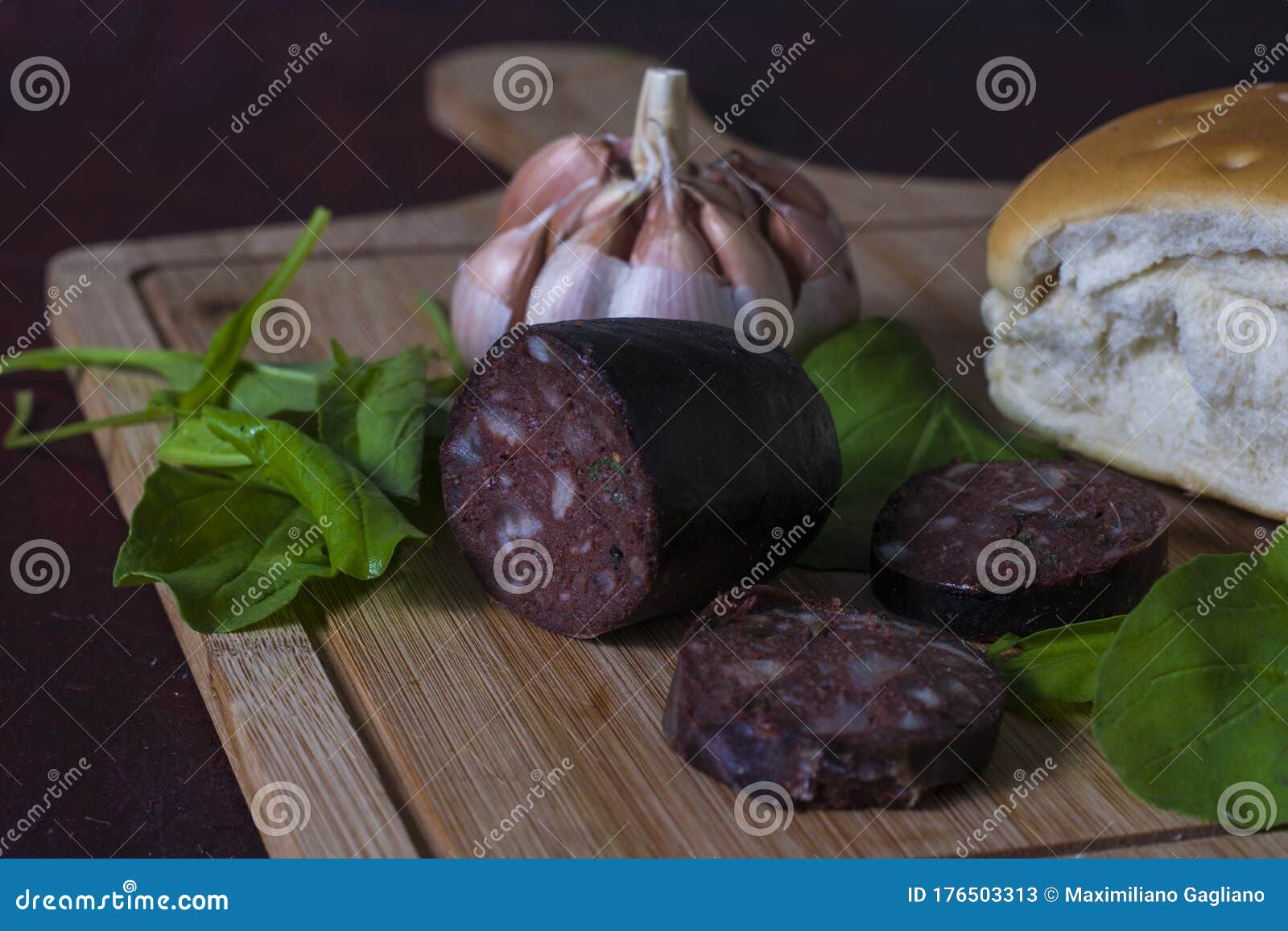 Morcilla Argentina Con Pan De Ajo Y Arugula Imagen de archivo - Imagen ...