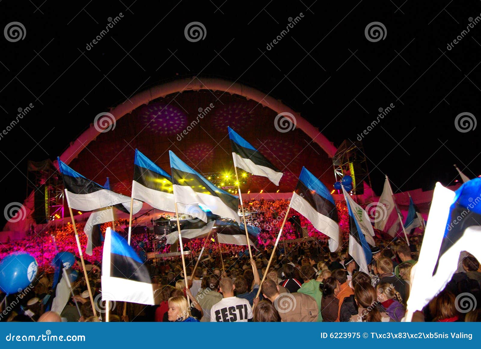 More than 100 000 people editorial image. Image of baltic - 6223975