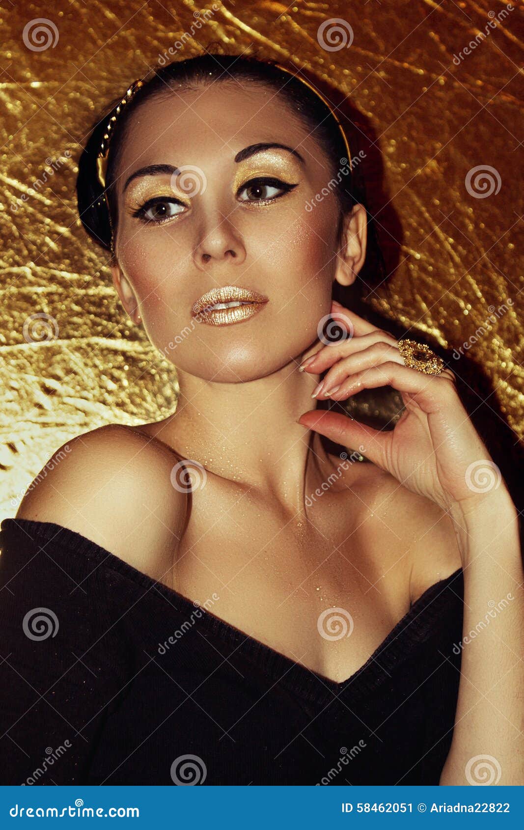 Morena Bonita Nova Da Mulher Com Penteado Retro Aro Composição Do Ouro