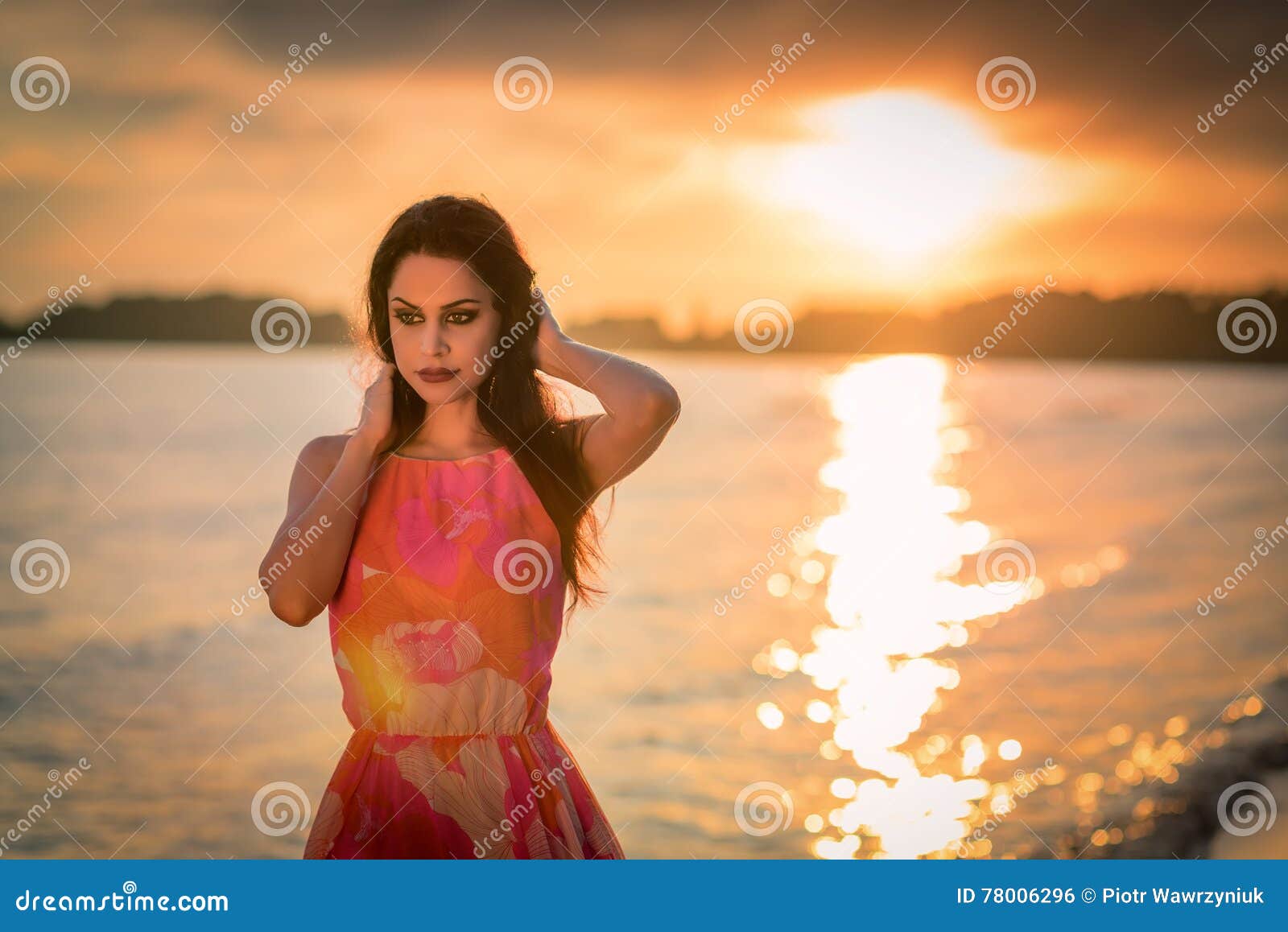 Morena Sensual Com Fundo Do Por Do Sol Do Mar Foto de Stock - Imagem de ...