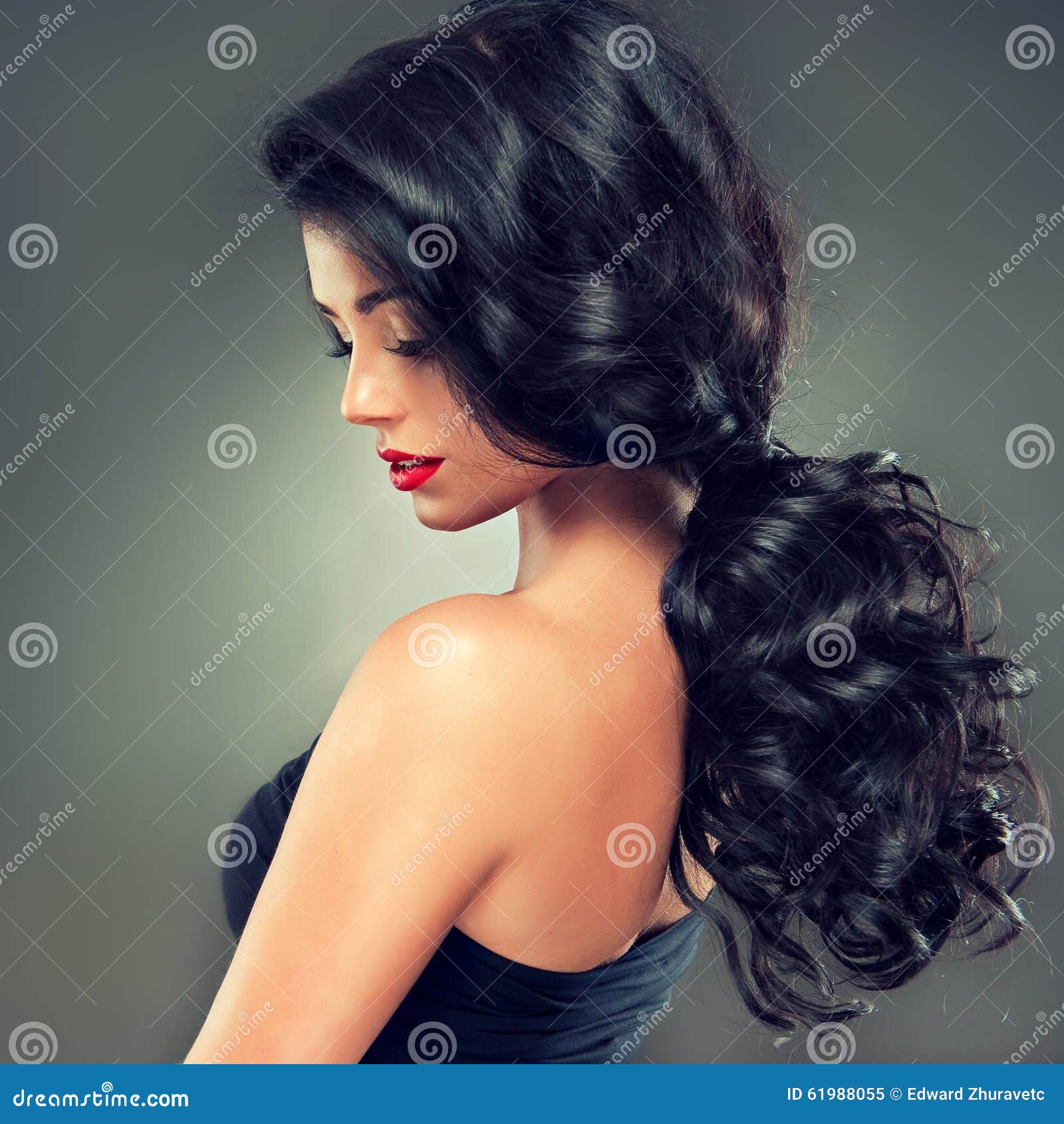 Morenita Con De Largo, Pelo Rizado Denso Imagen de archivo - Imagen de ...