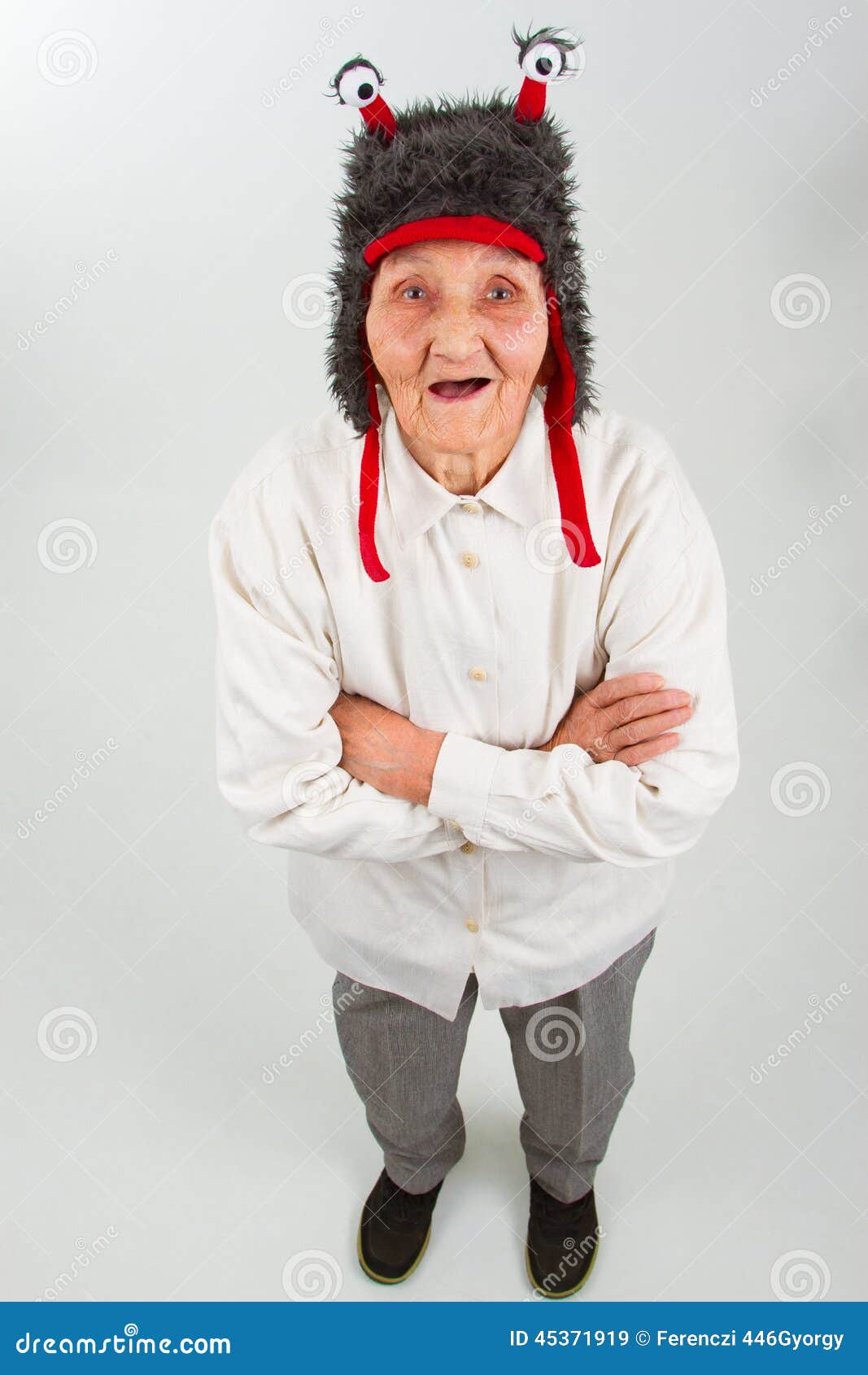 Mormor i rolig hatt fotografering för bildbyråer. Bild av rött - 45371919