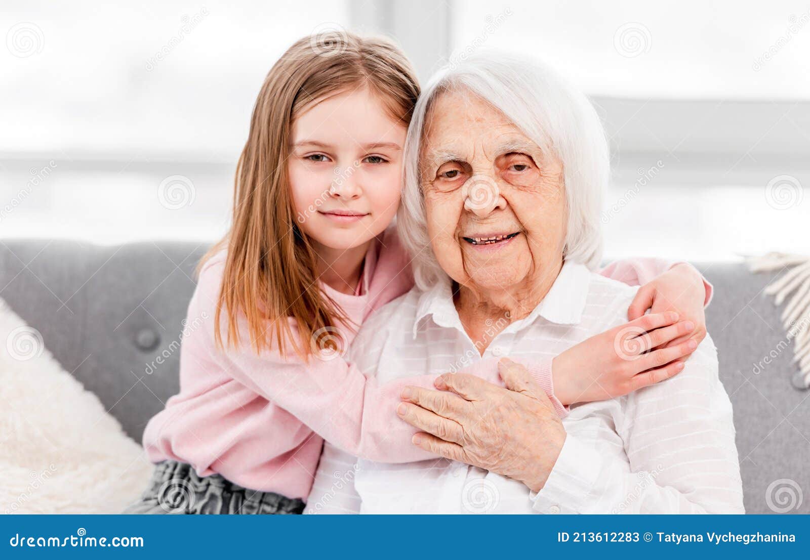 Mormor med dotterdotter fotografering för bildbyråer. Bild av gulligt ...