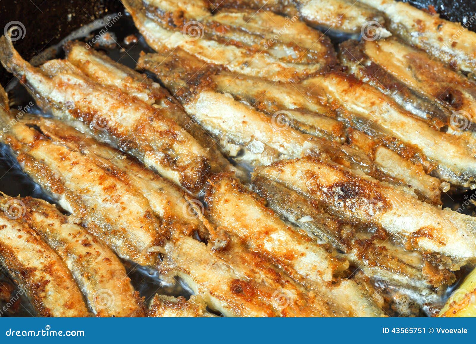 Mormora Fritta Del Pesce Sulla Padella Nera Immagine Stock - Immagine ...