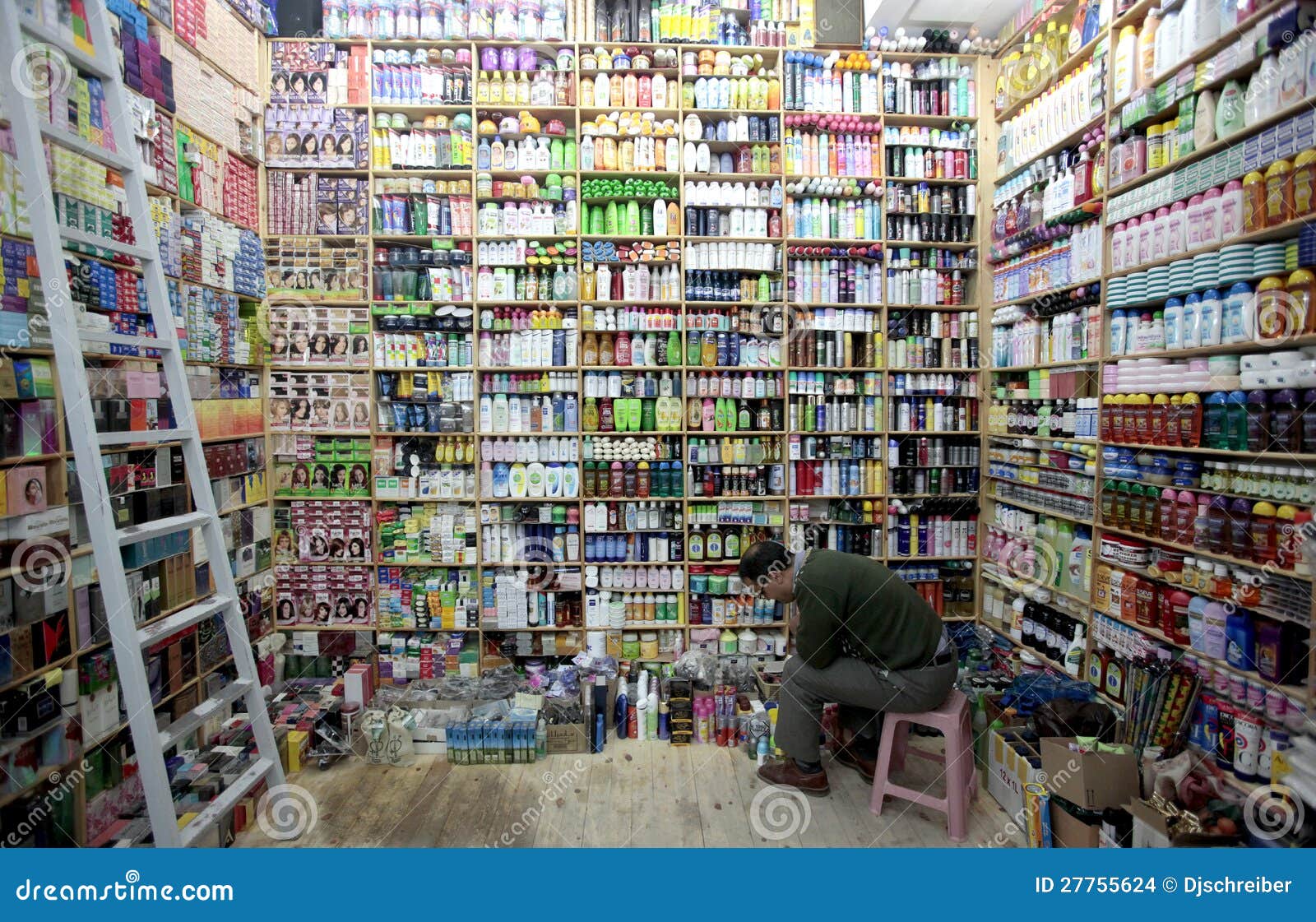 Moroccan shopkeeper editorial stock image. Image of midelt - 27755624
