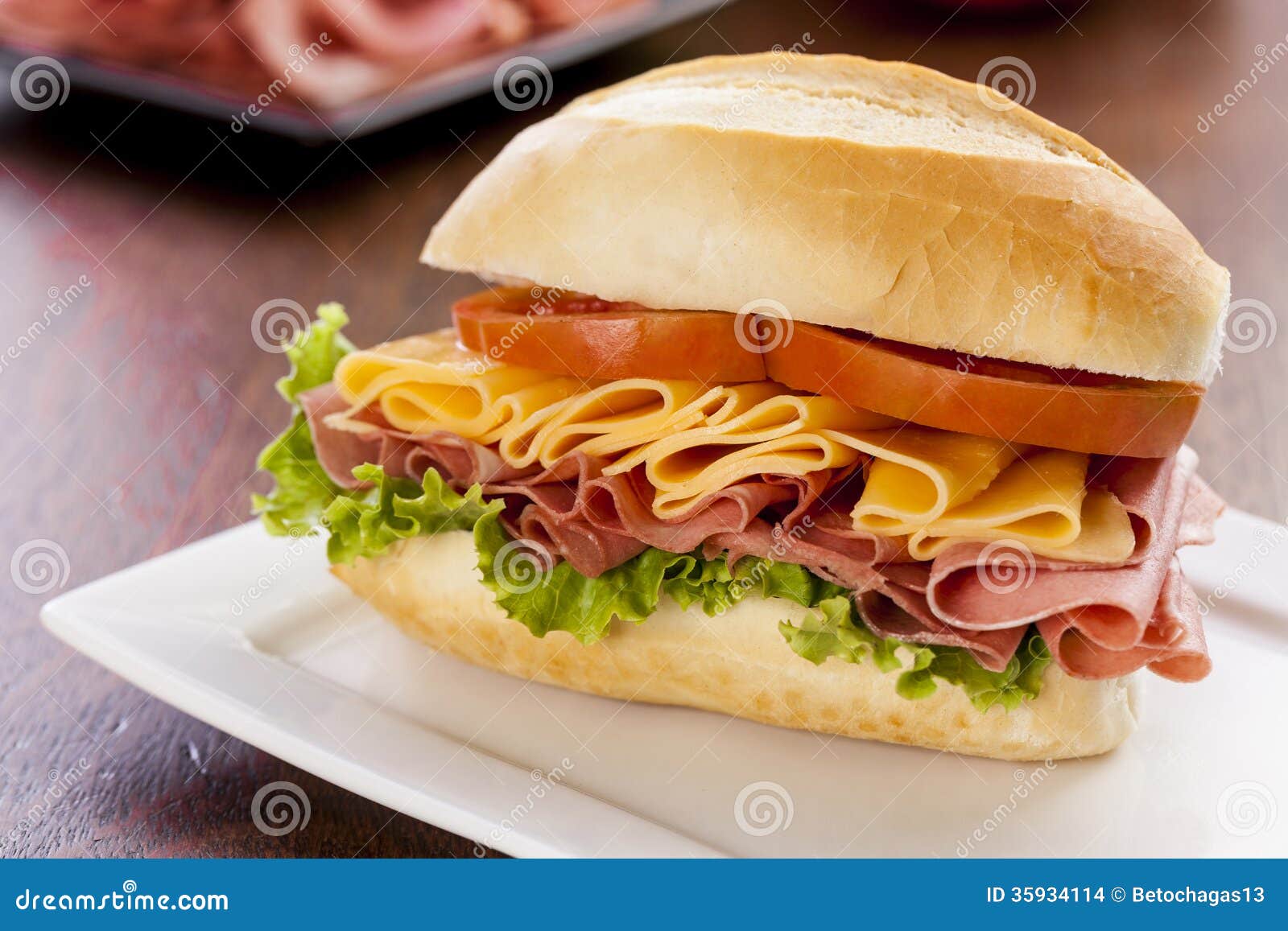 Mortadeli kanapka zdjęcie stock. Obraz złożonej z kiełbasa - 35934114