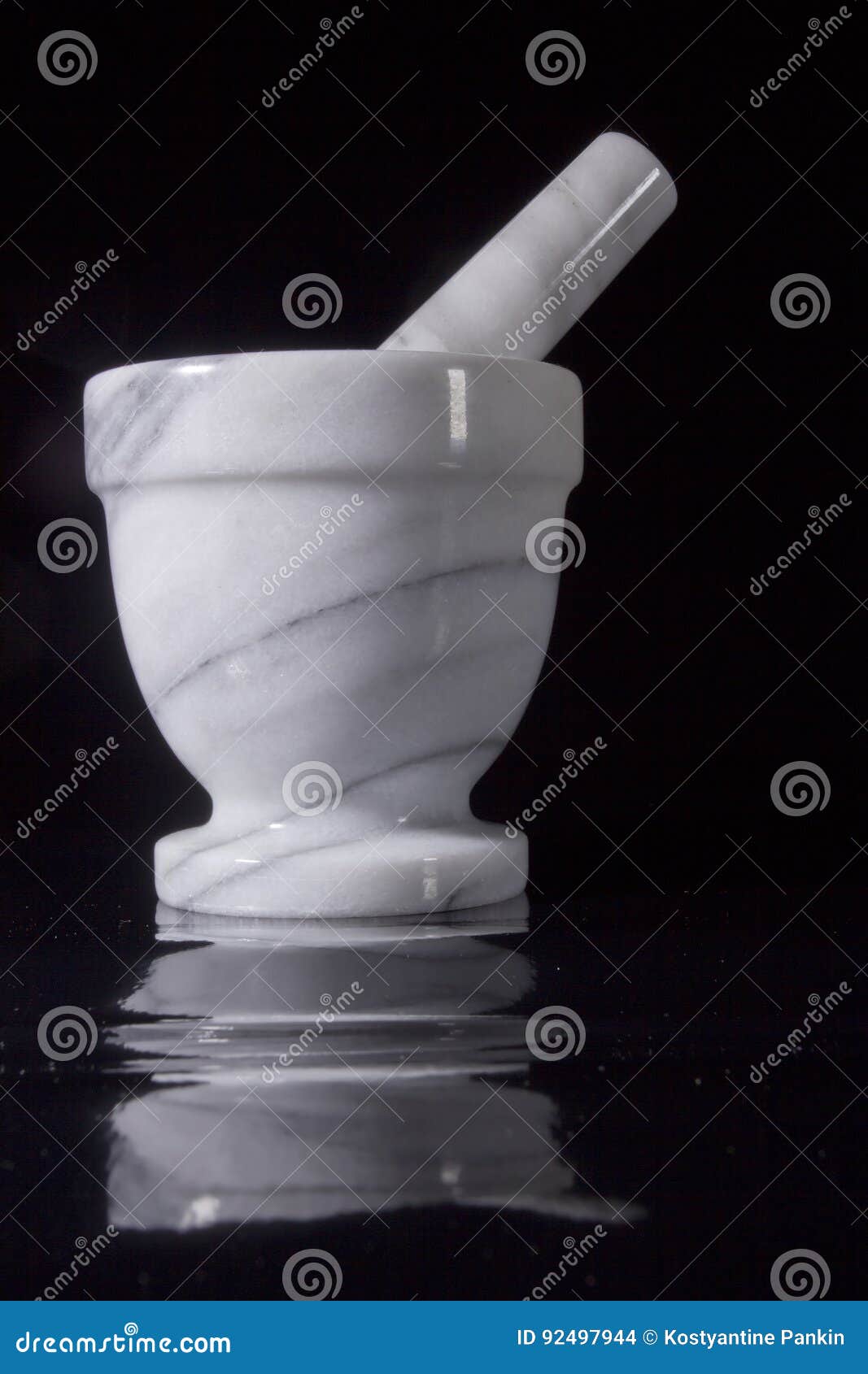 Mortaio con il pestello fotografia stock. Immagine di erba - 92497944