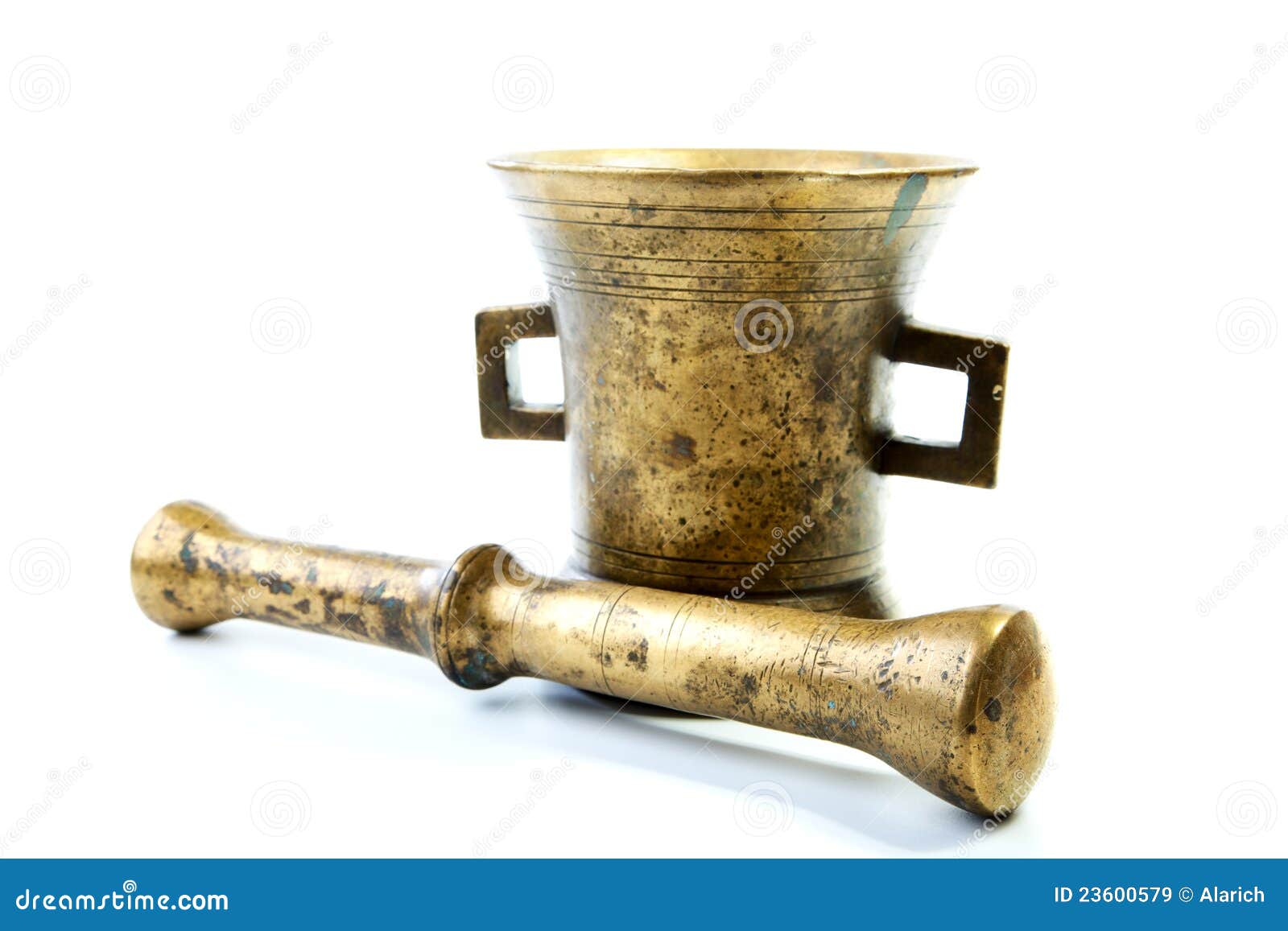 Mortaio D'ottone Con Il Pestello Su Un Bianco Immagine Stock - Immagine ...