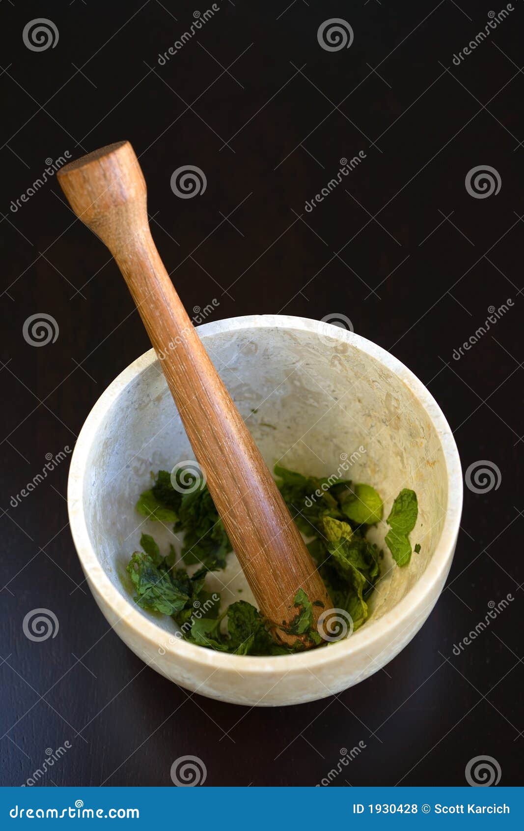 Mortaio e pestello fotografia stock. Immagine di marmo - 1930428