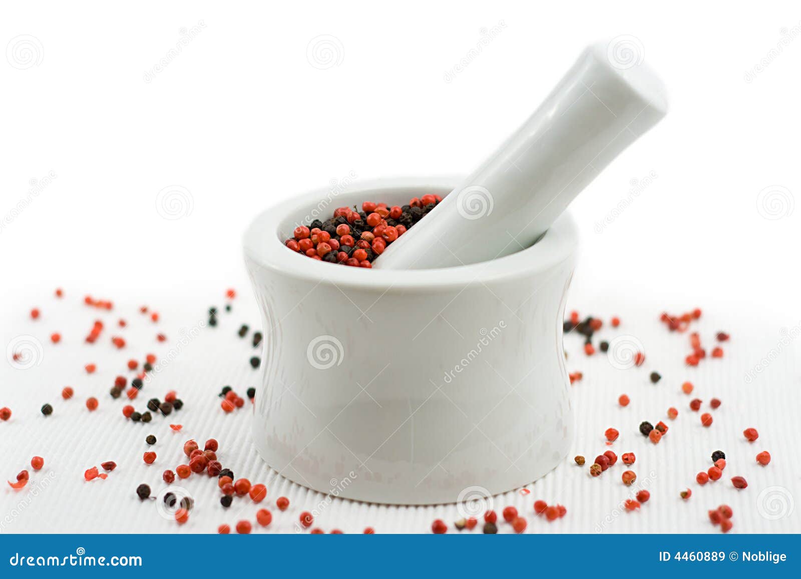 Mortaio E Pestello Che Schiacciano Pepe Immagine Stock - Immagine di ...