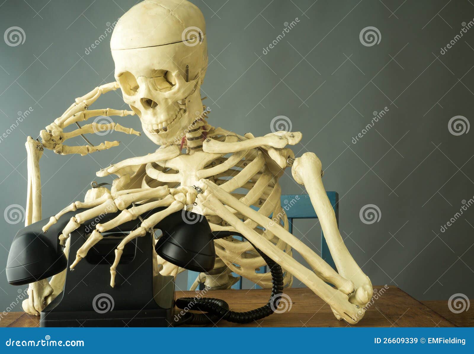 Morte Che Fa Una Chiamata Di Telefono Immagine Stock - Immagine di ...