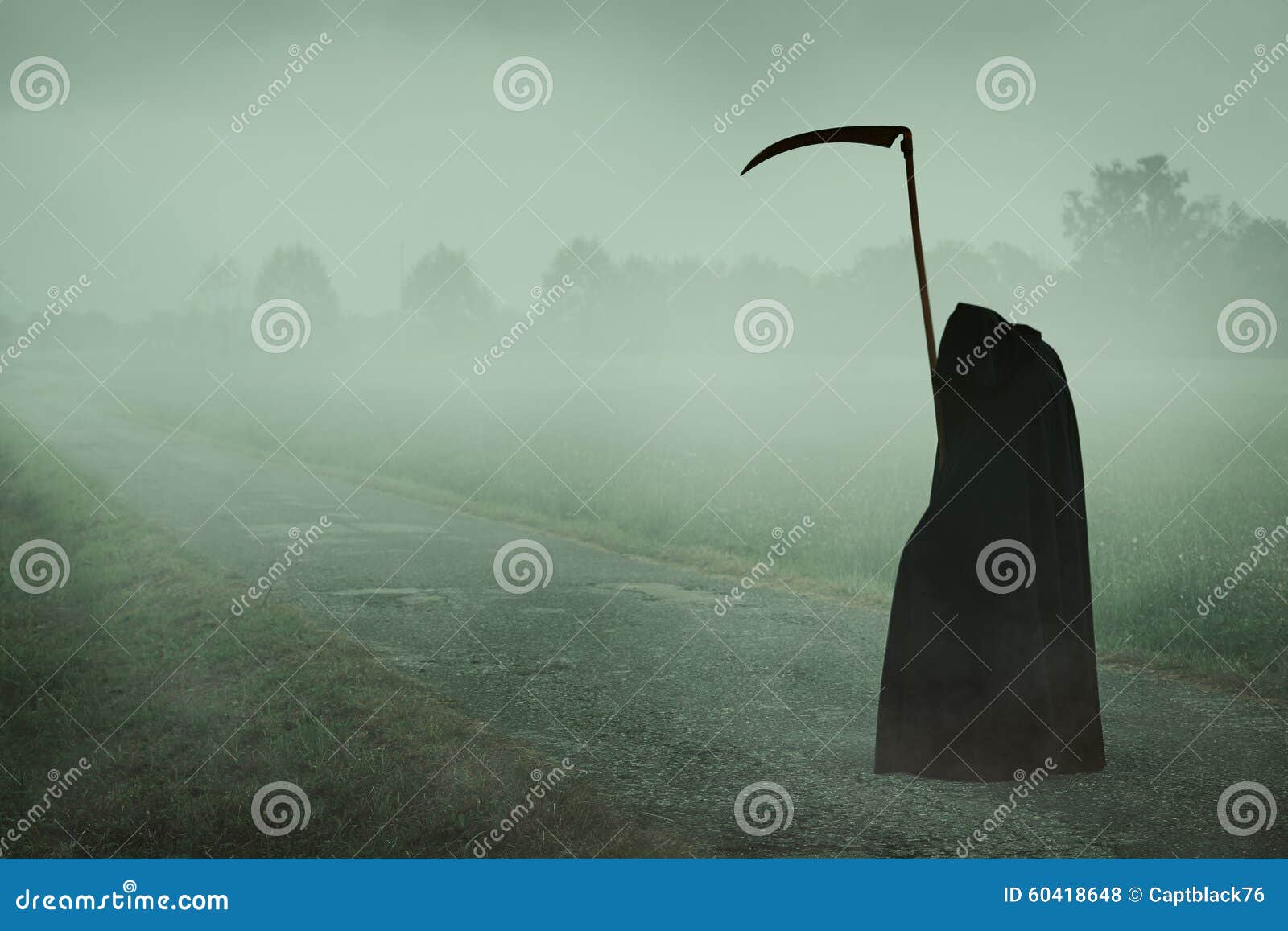 Morte Com a Foice Que Espera Em Uma Estrada Enevoada Foto de Stock ...