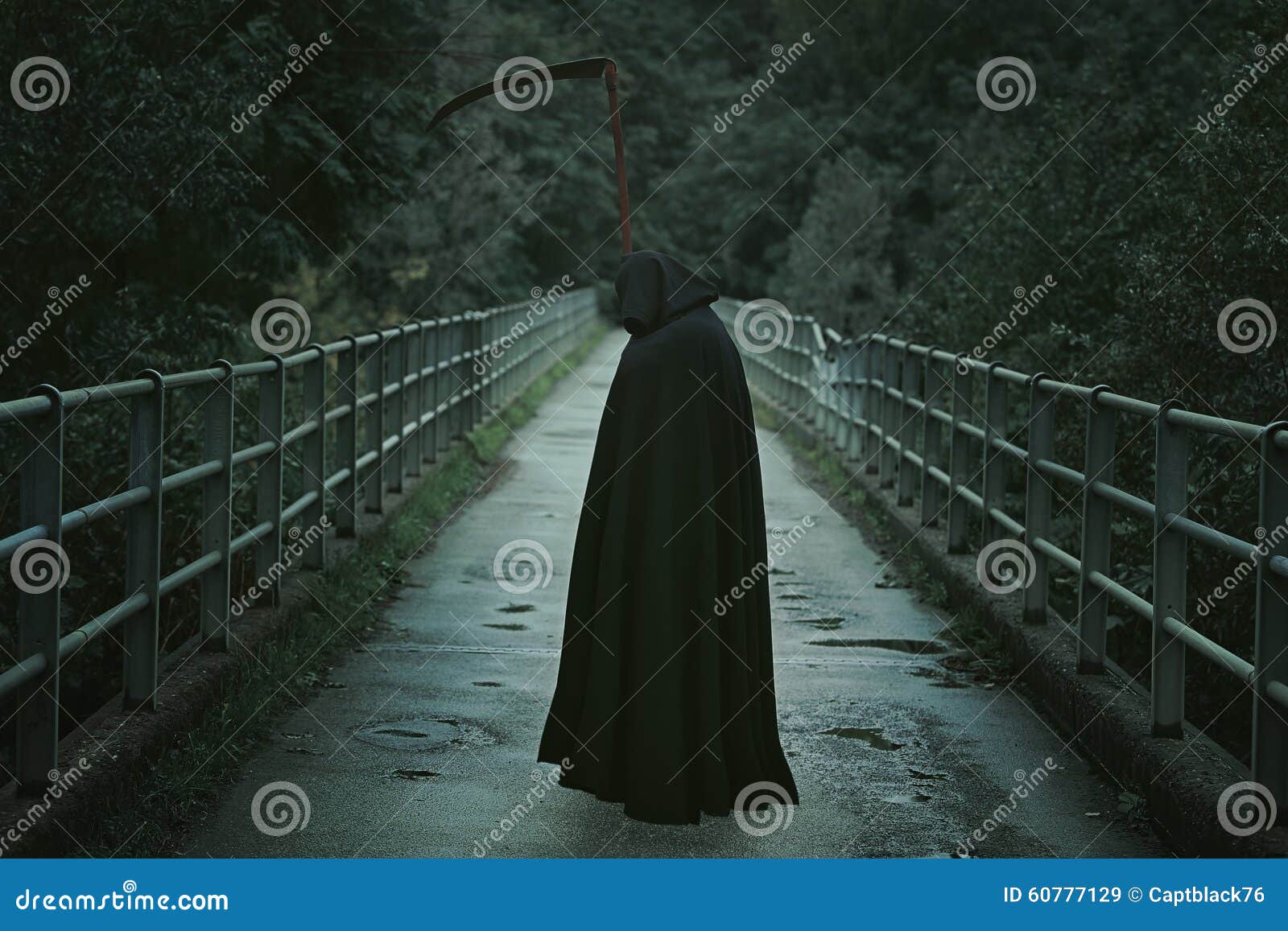 Morte Com a Foice Que Espera Em Uma Ponte Imagem de Stock - Imagem de ...