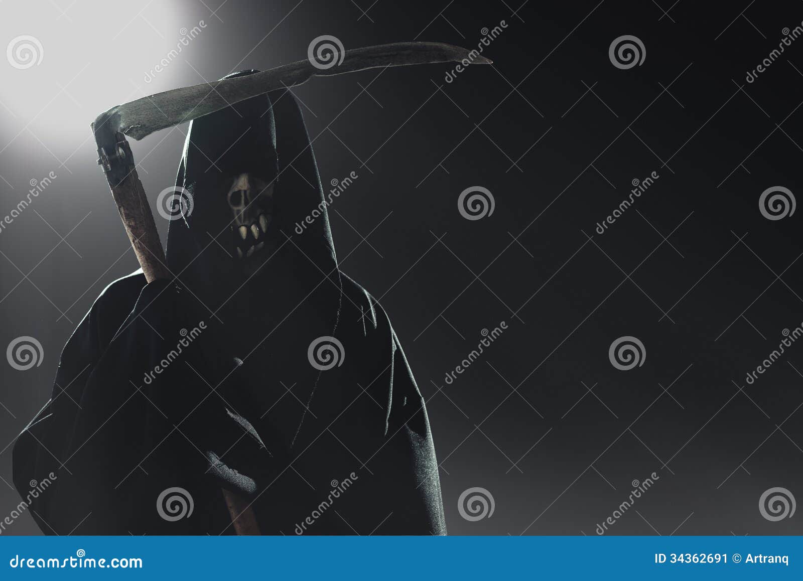 Morte Com a Foice Que Está Na Noite Imagem de Stock - Imagem de noite ...