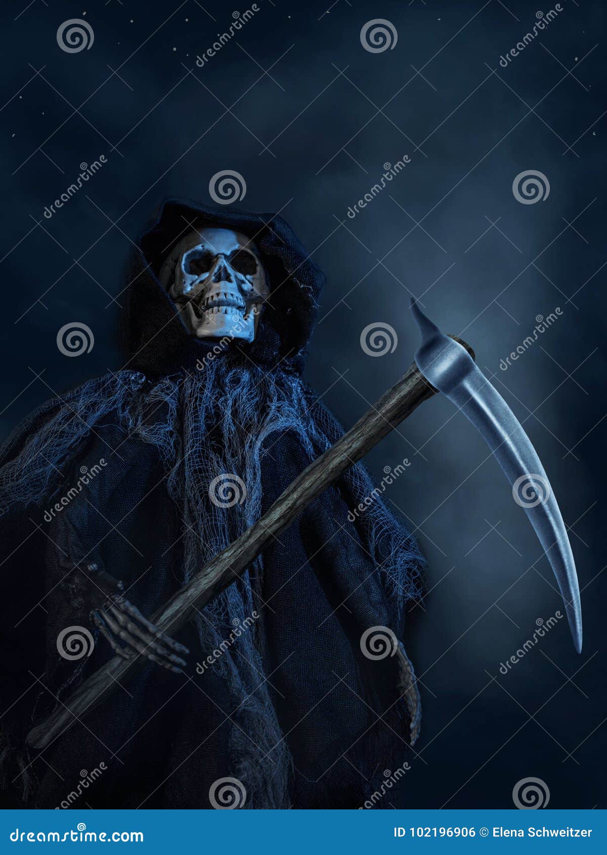 A morte com uma foice foto de stock. Imagem de noite - 102196906