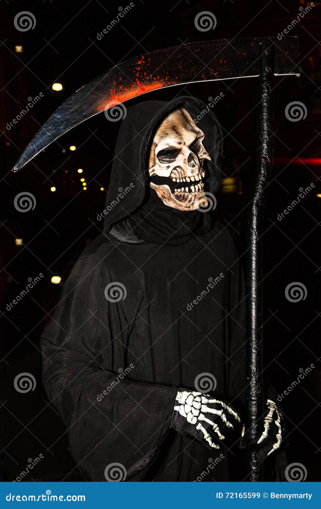 Morte con la falce immagine stock. Immagine di halloween - 72165599