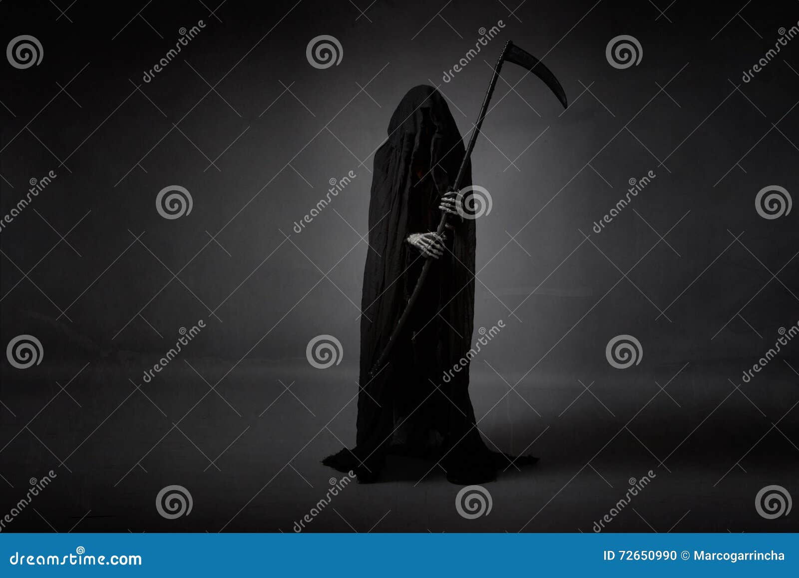 Morte con la falce fotografia stock. Immagine di novembre - 72650990