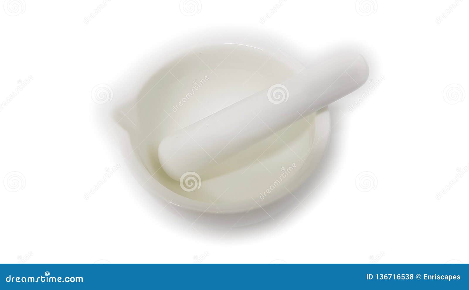 Mortero blanco aislado foto de archivo. Imagen de ingrediente - 136716538