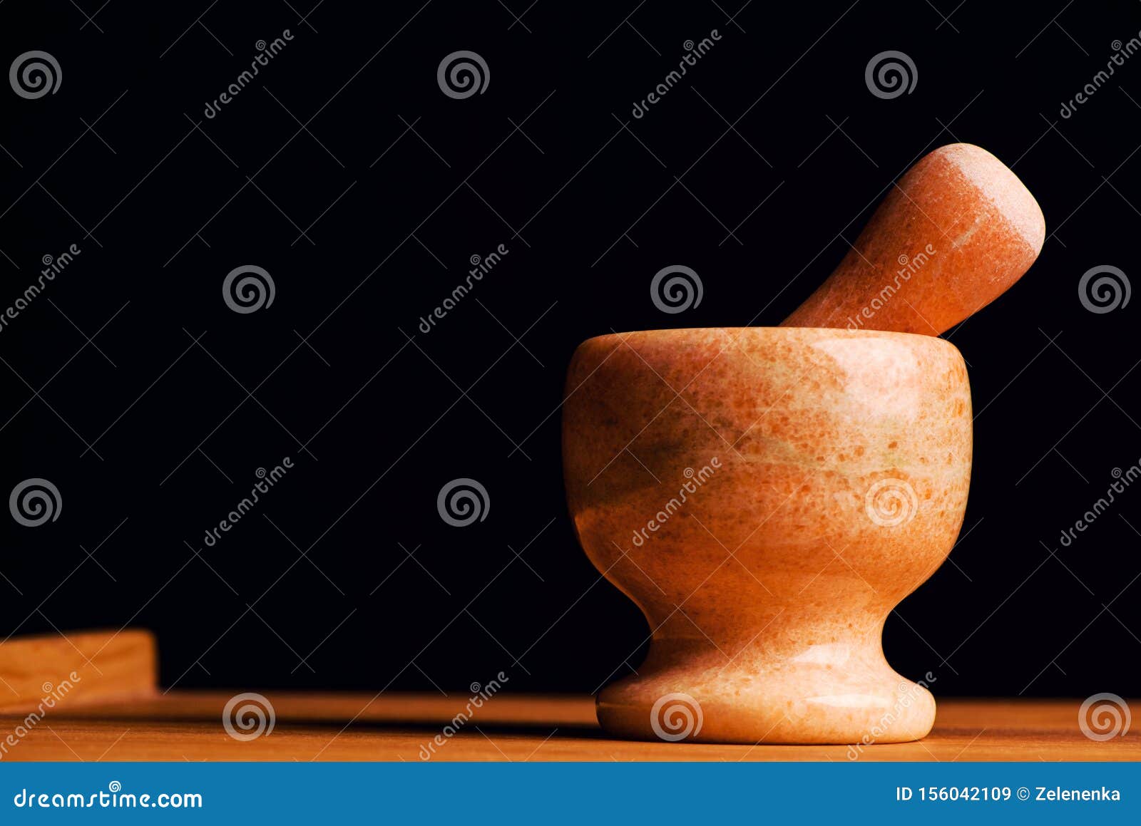 Mortero Con Almirez Sobre Fondo Negro Imagen de archivo - Imagen de ...