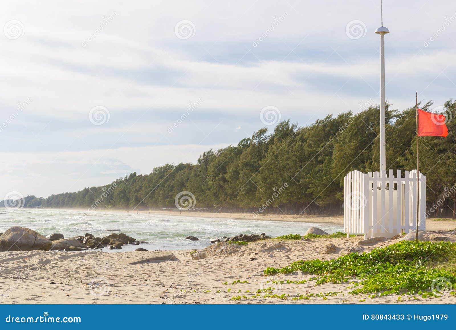 Mosca De La Bandera Roja Sobre La Playa Imagen de archivo - Imagen de ...