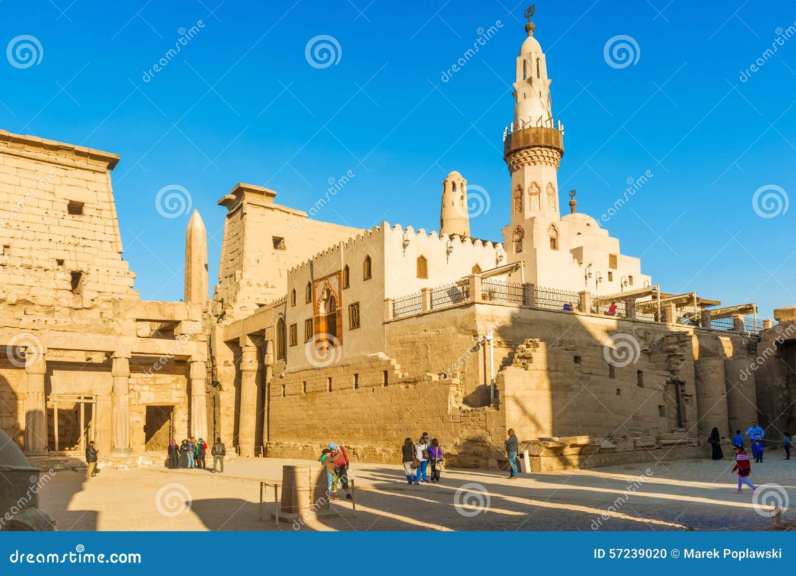 Moschea Al Tempio Di Luxor Nell'Egitto Immagine Editoriale - Immagine ...