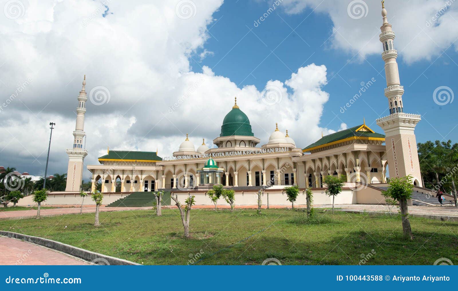Moschea Moderna Un Tempio Per I Seguaci Di Islam Fotografia Stock ...