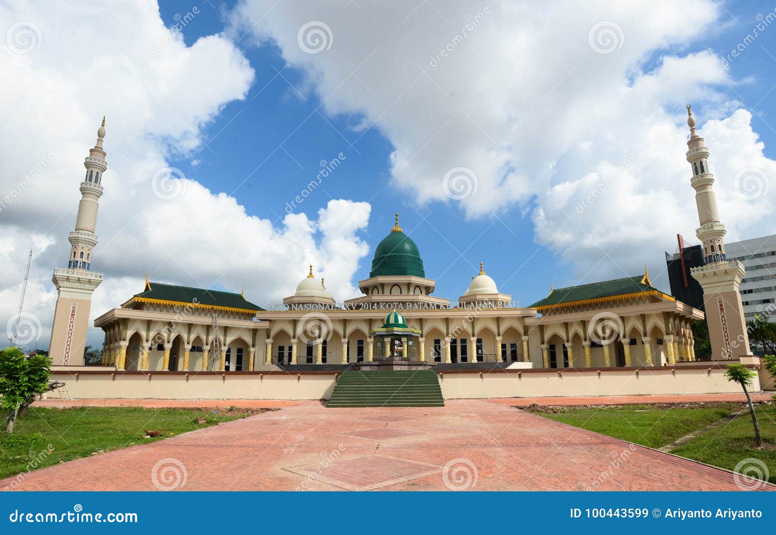 Moschea Moderna Un Tempio Per I Seguaci Di Islam Immagine Stock ...