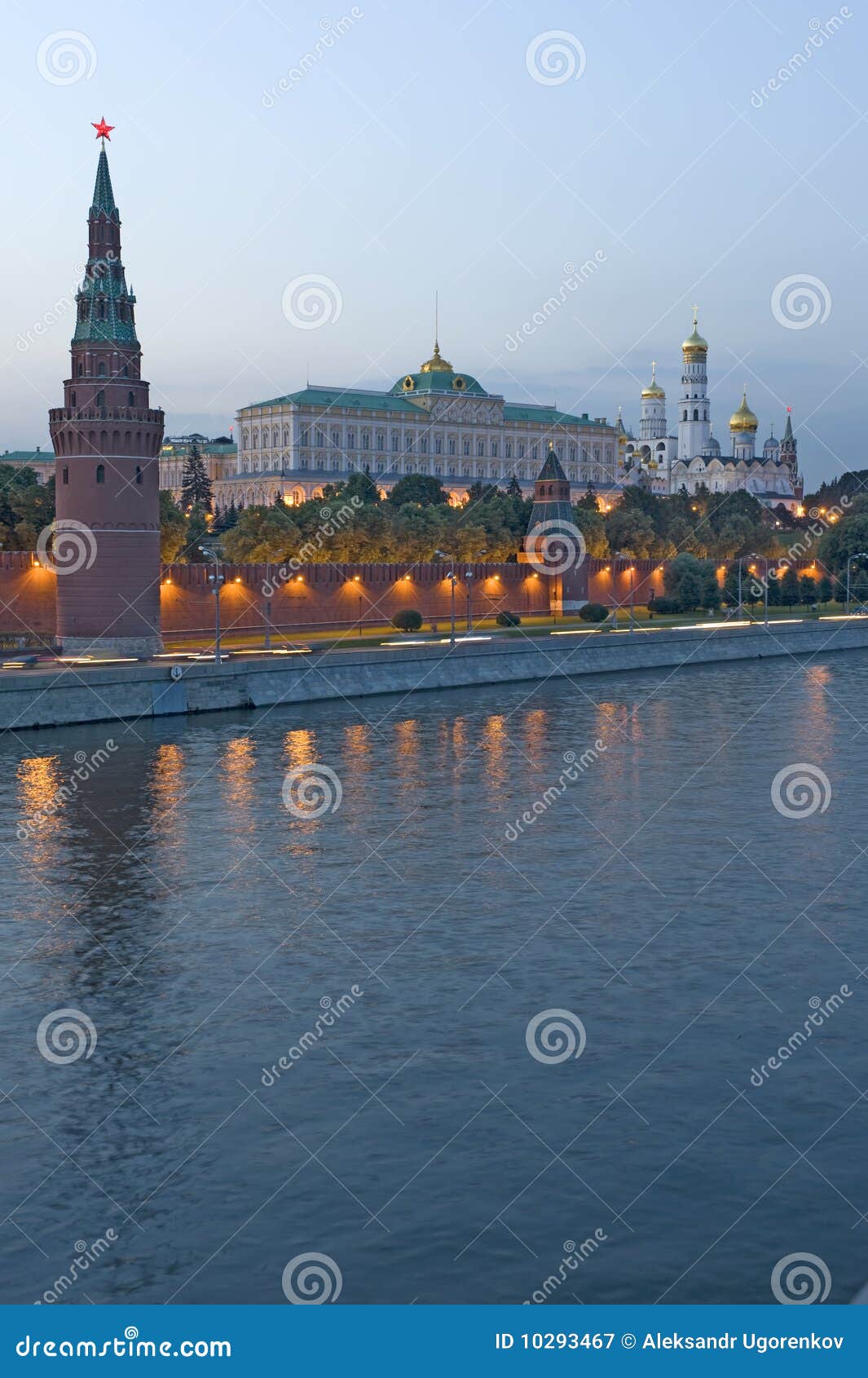 Moscovo Kremlin Sobre O Rio Imagem de Stock - Imagem de tijolo, kremlin ...