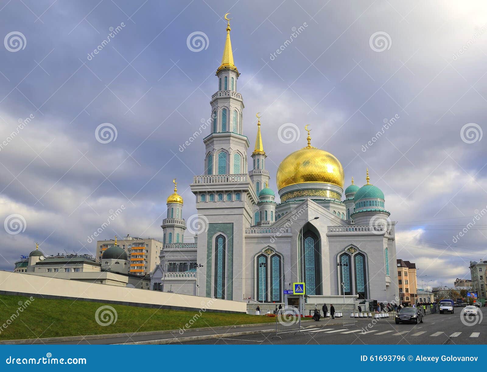 Moscow Cathedral Mosque editorial photo. Image of crescent - 61693796