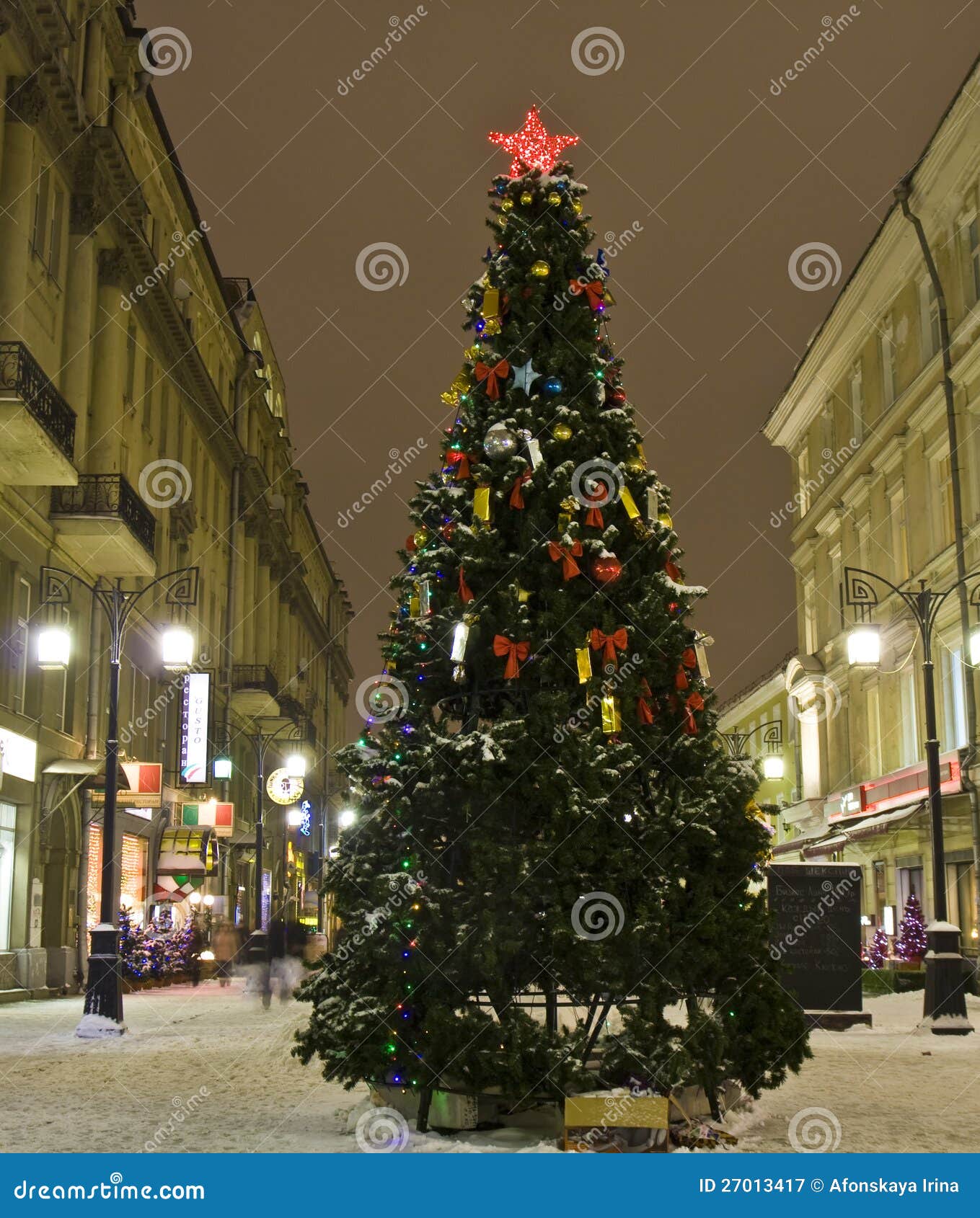 Moscow, Christmas tree editorial photography. Image of winter - 27013417