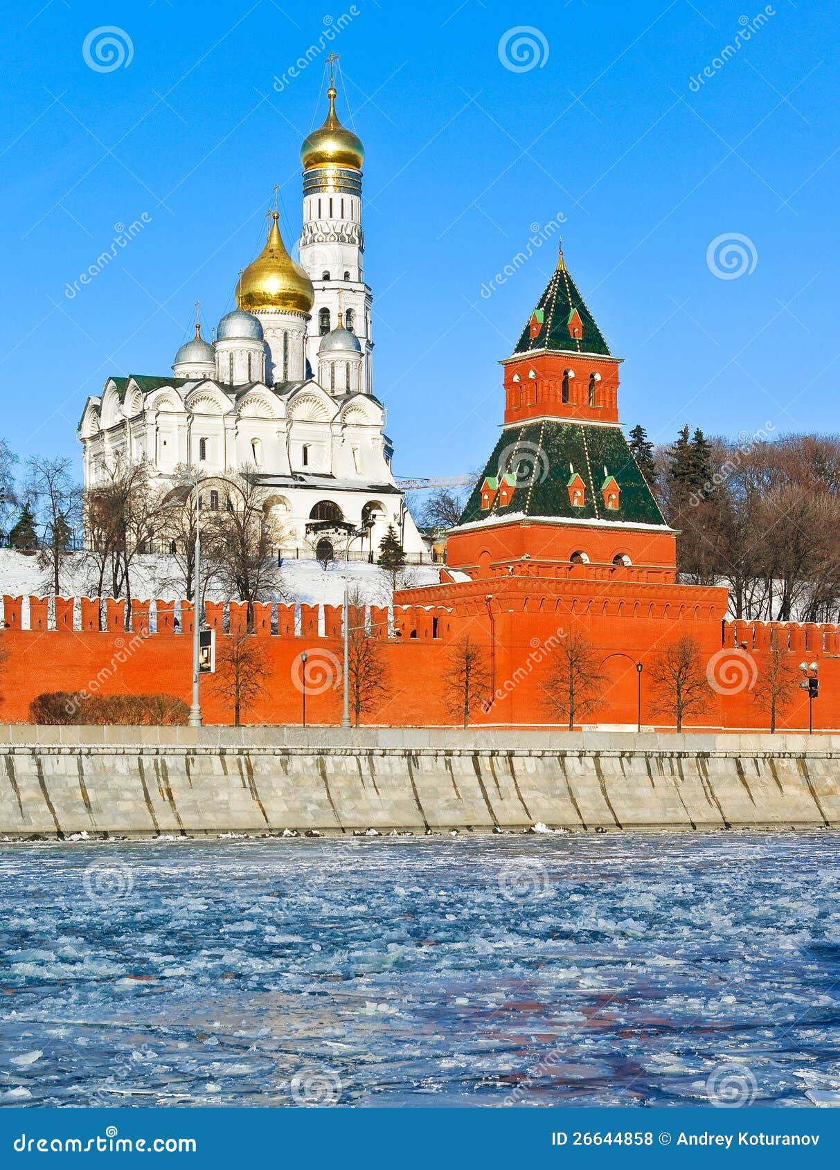 Moscow Kremlin in Cold Winter Stock Photo - Image of blue, frost: 26644858
