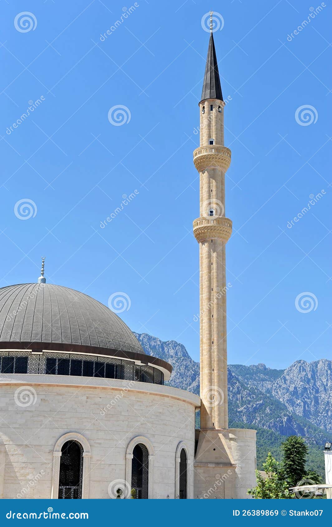 Moskee stock afbeelding. Image of oriëntatiepunt, moslim - 26389869