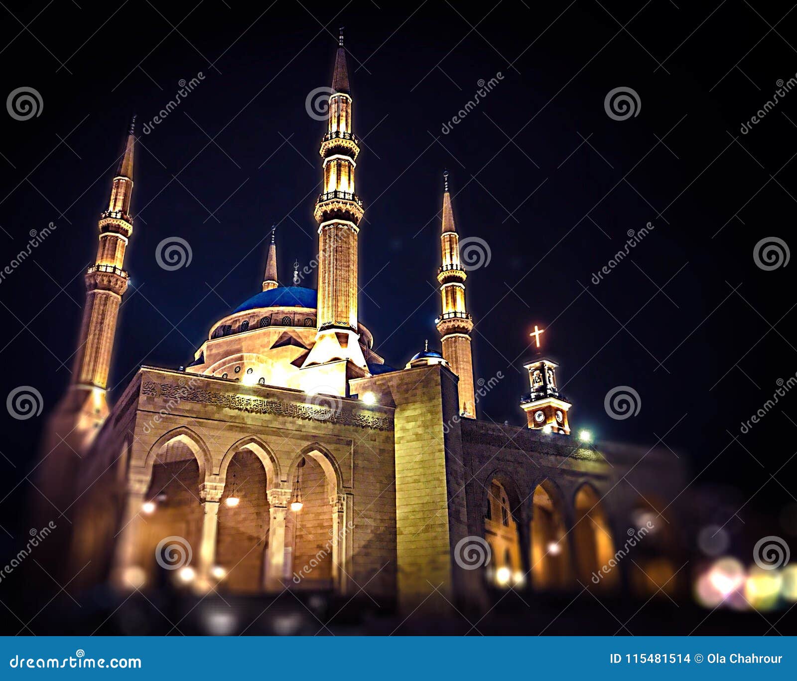 Moskee naast kerk stock foto. Afbeelding bestaande uit christen - 115481514