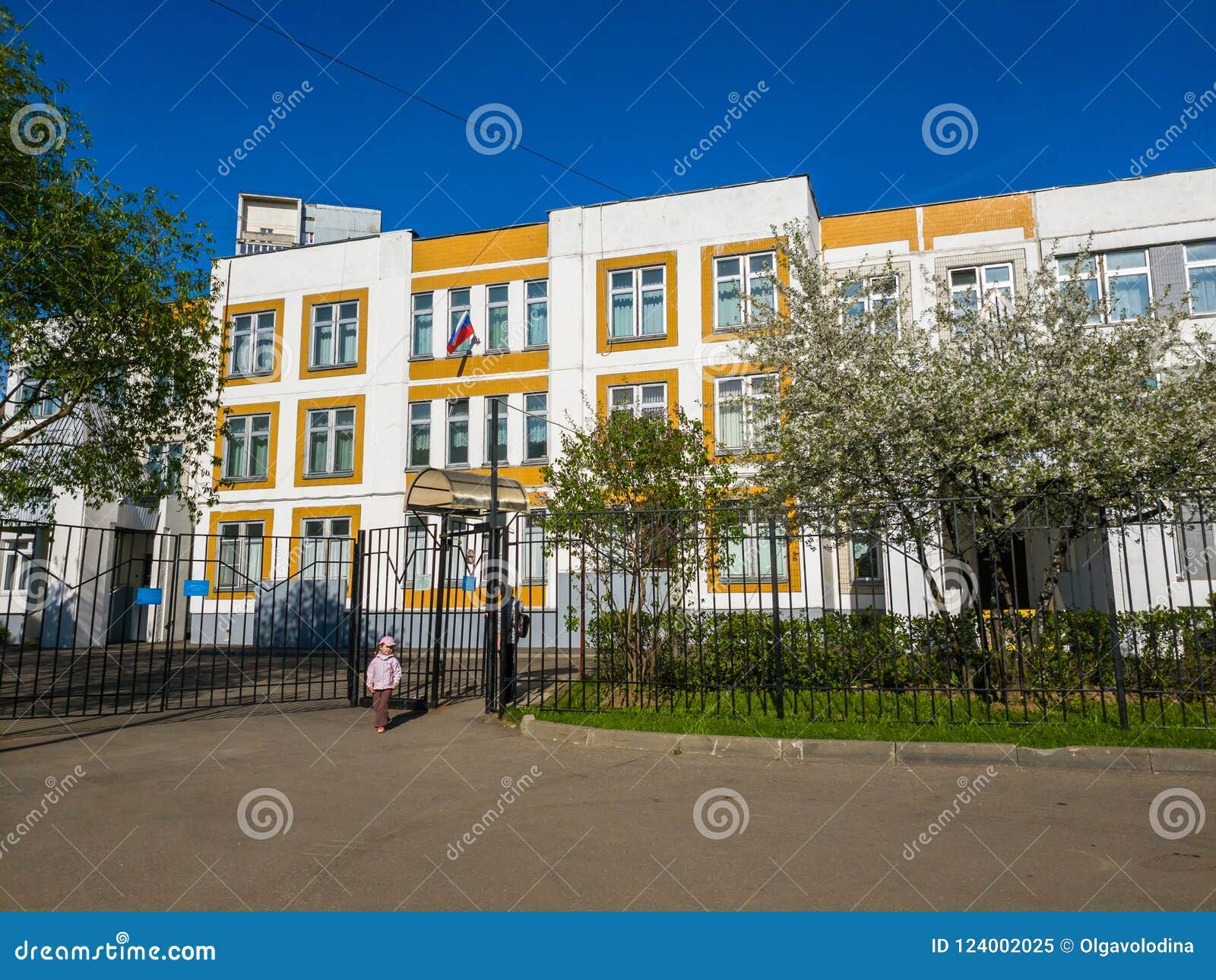 Moskou, Rusland - Mei 11 2018 De Typische Middenschool Van De Staat in ... Moskou, Rusland - Mei 11 2018 De Typische Middenschool Van De Staat in ...