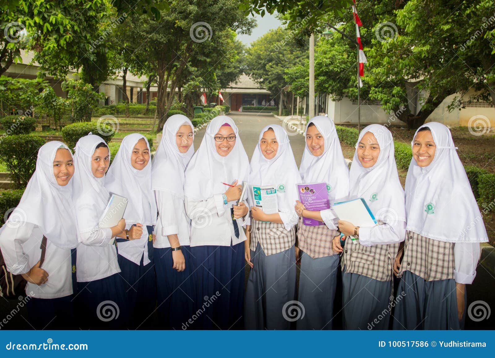Moslemische Studenten redaktionelles foto. Bild von himmel - 100517586