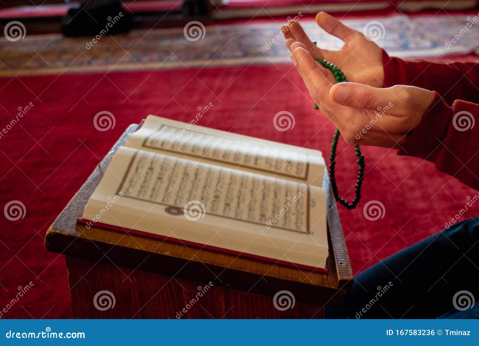 Moslems Betet Und Liest Den Koran in Der Moschee Stockfoto - Bild von ...