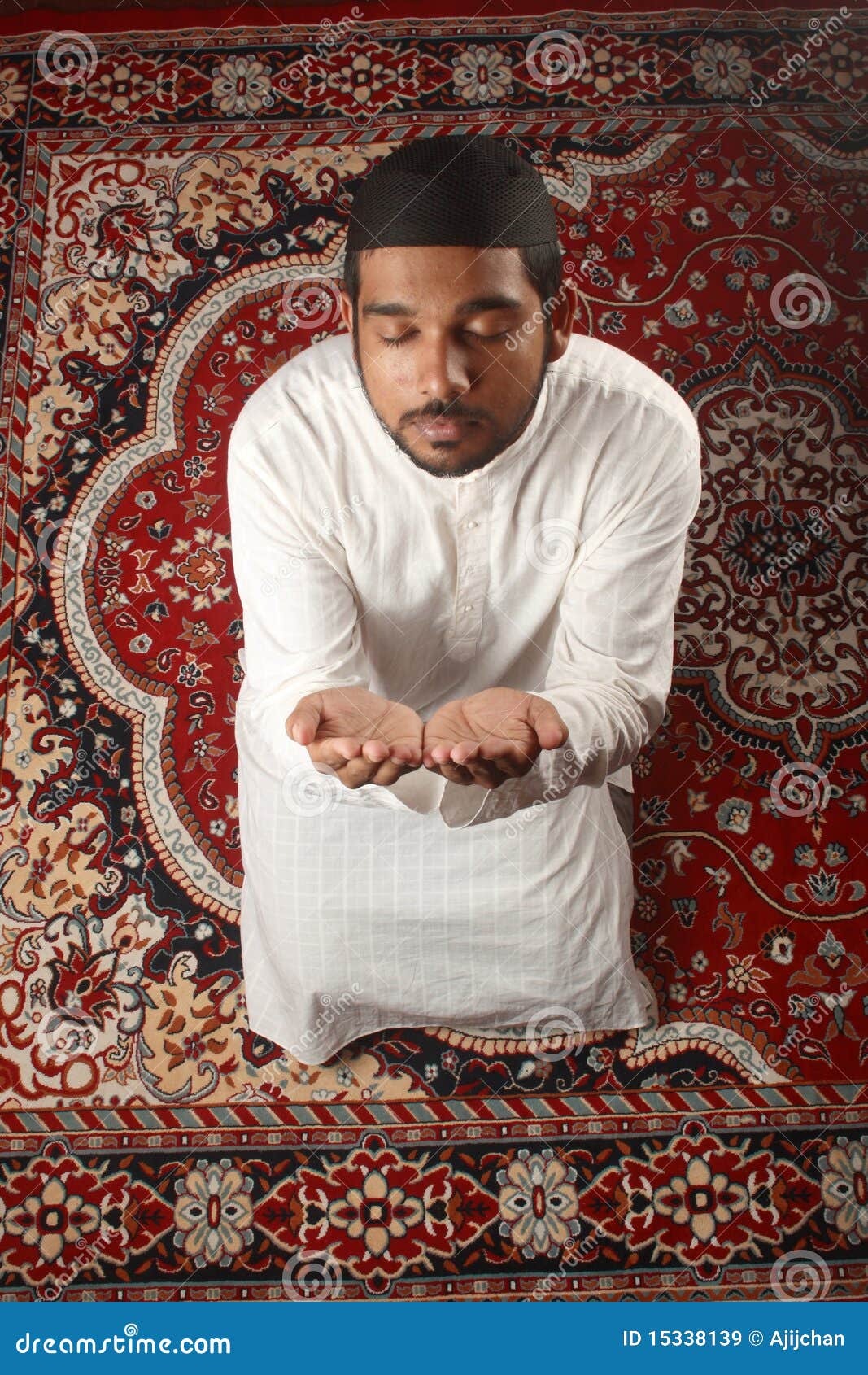 Moslim gebed stock afbeelding. Image of moslim, islamitisch - 15338139