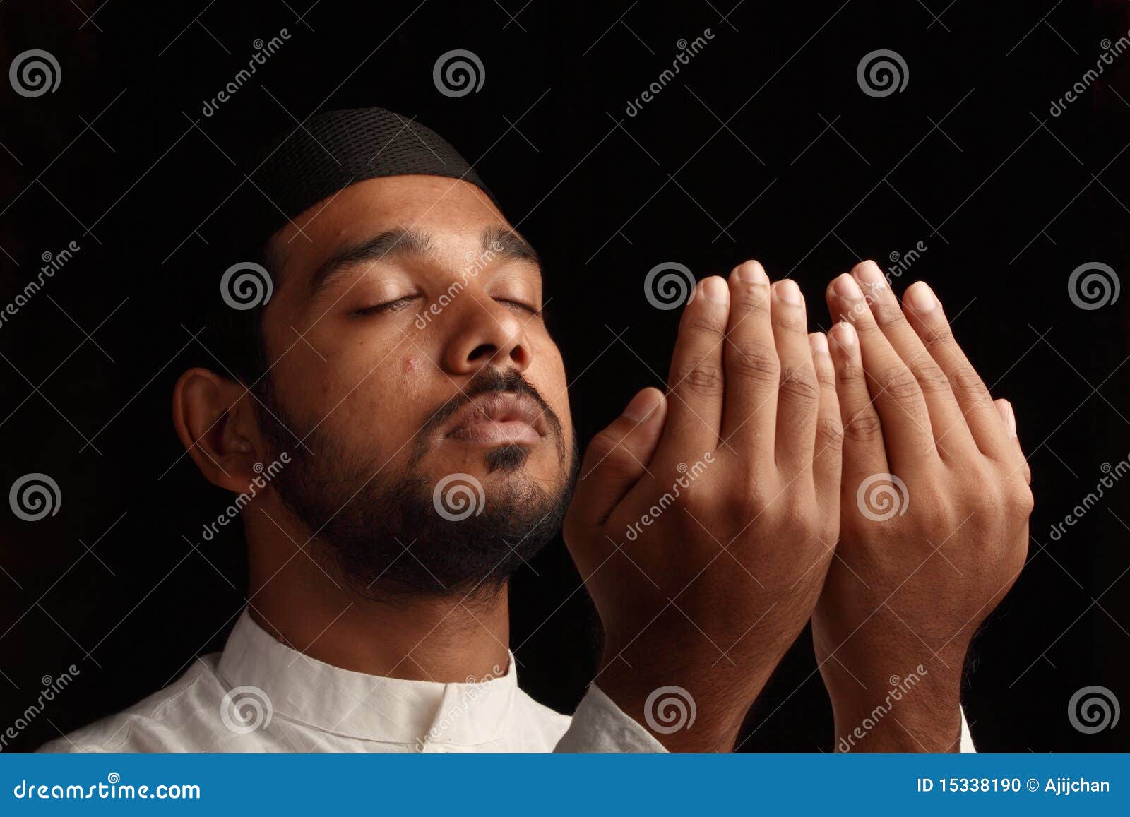 Moslim gebed stock foto. Image of indisch, gebed, licht - 15338190